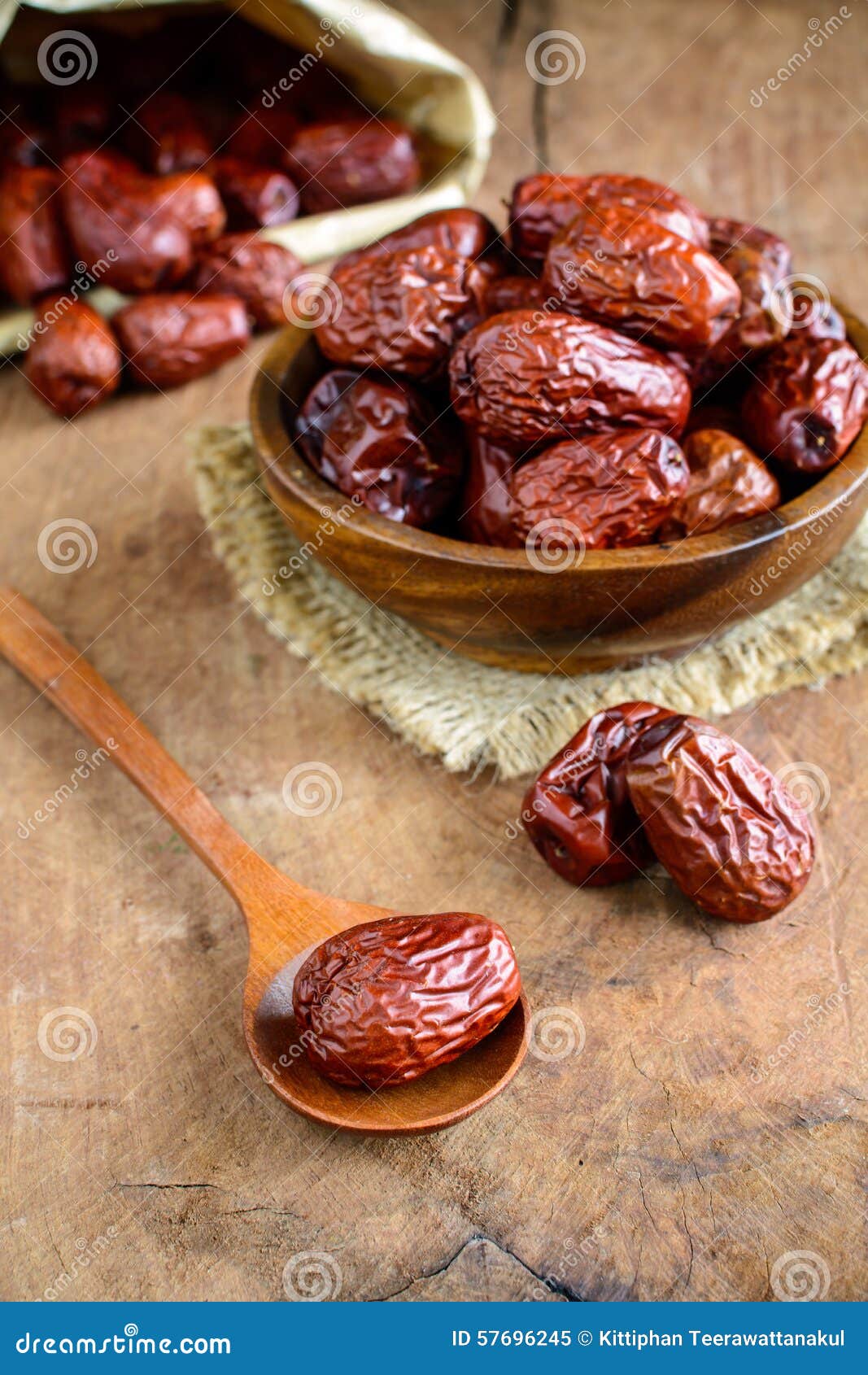 Fruta Secada De La Azufaifa En La Tabla De Madera Imagen de archivo ...