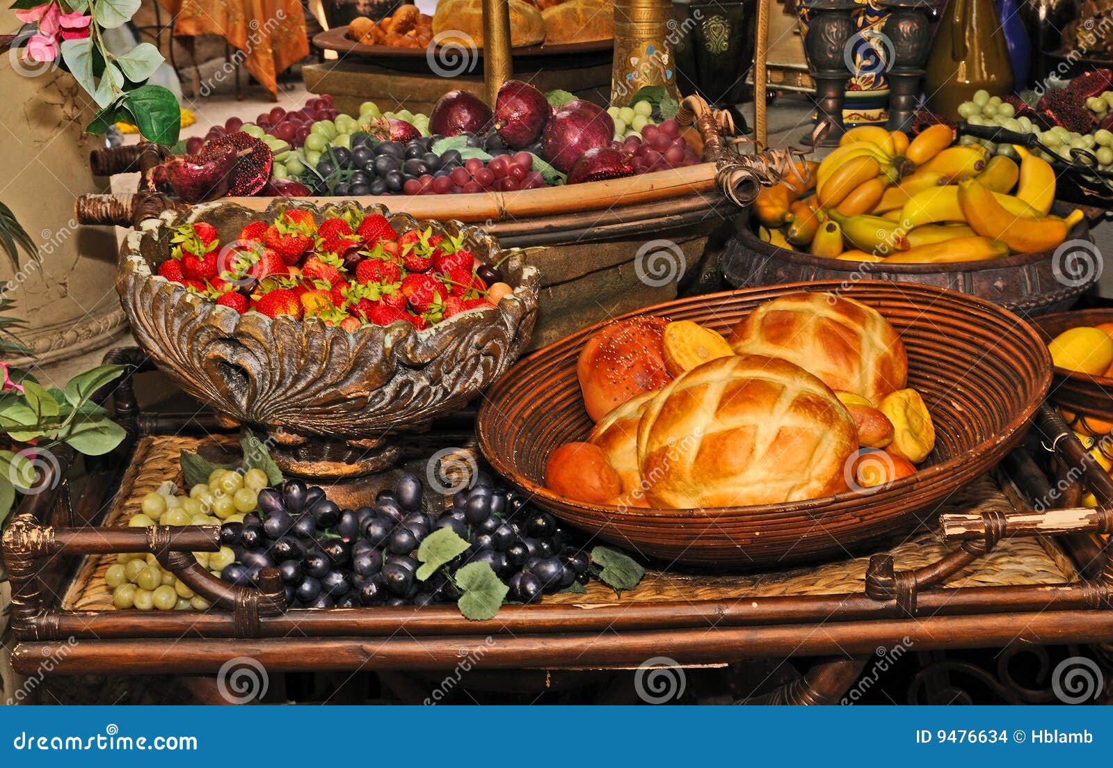 Fruta y pan foto de archivo. Imagen de frutas, nutritivo - 9476634