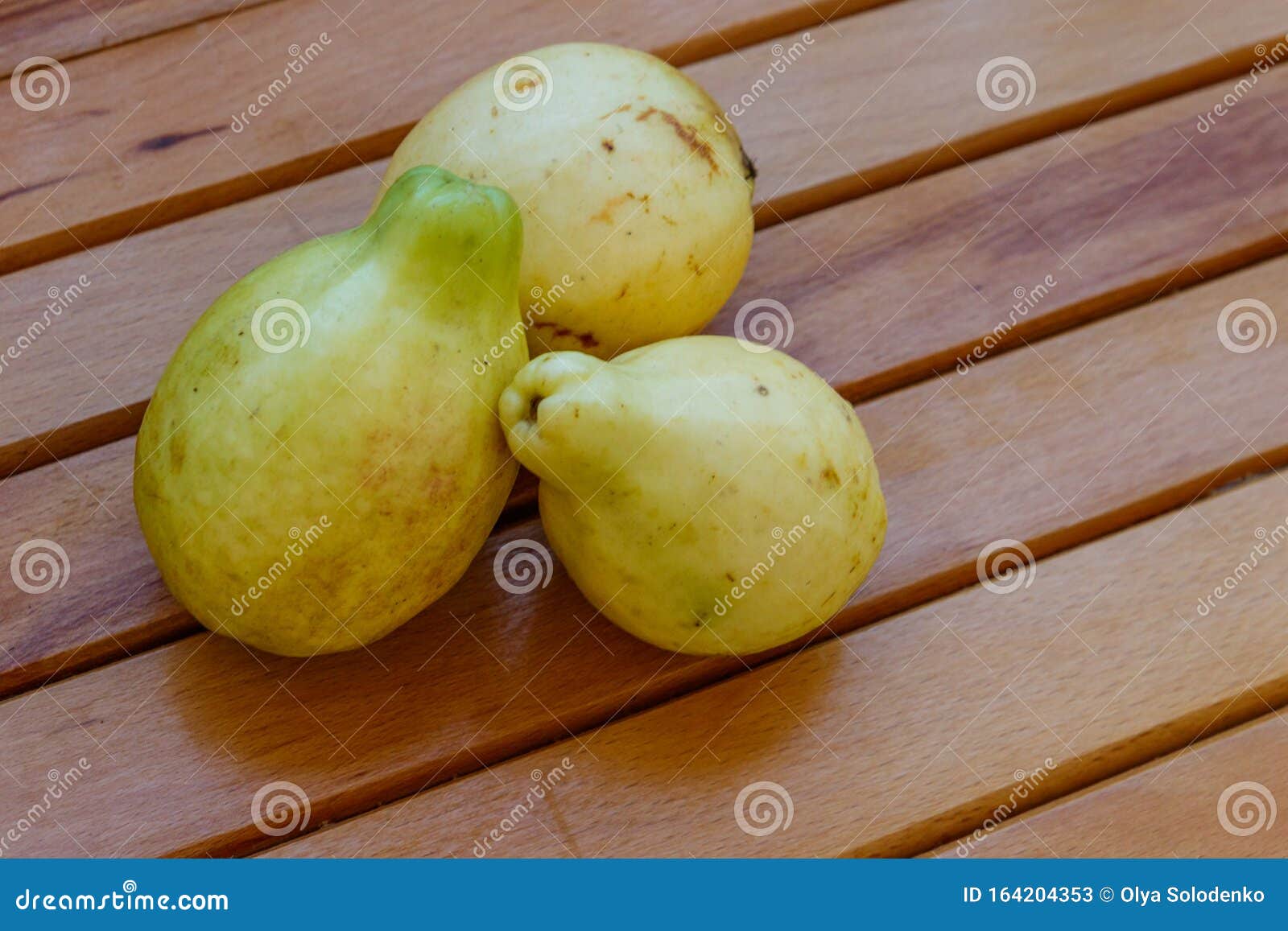 Frutas De Goiaba Inteiras Em Mesa De Madeira Imagem de Stock - Imagem ...