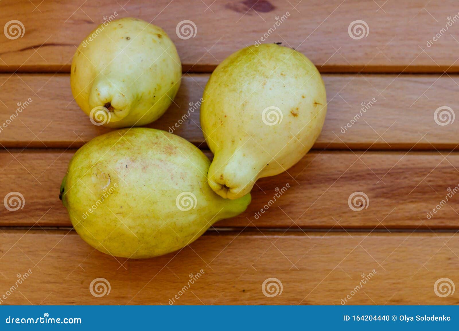 Frutas De Goiaba Inteiras Em Mesa De Madeira Foto de Stock - Imagem de ...