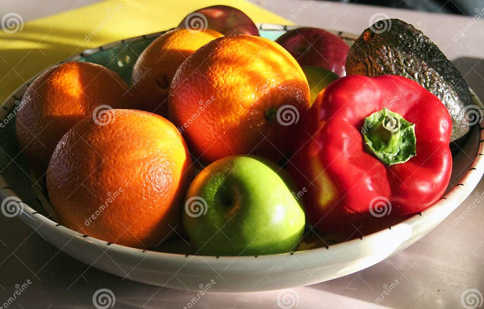 Frutas E Legumes Em Uma Bacia Foto de Stock - Imagem de verde, cozinhar ...