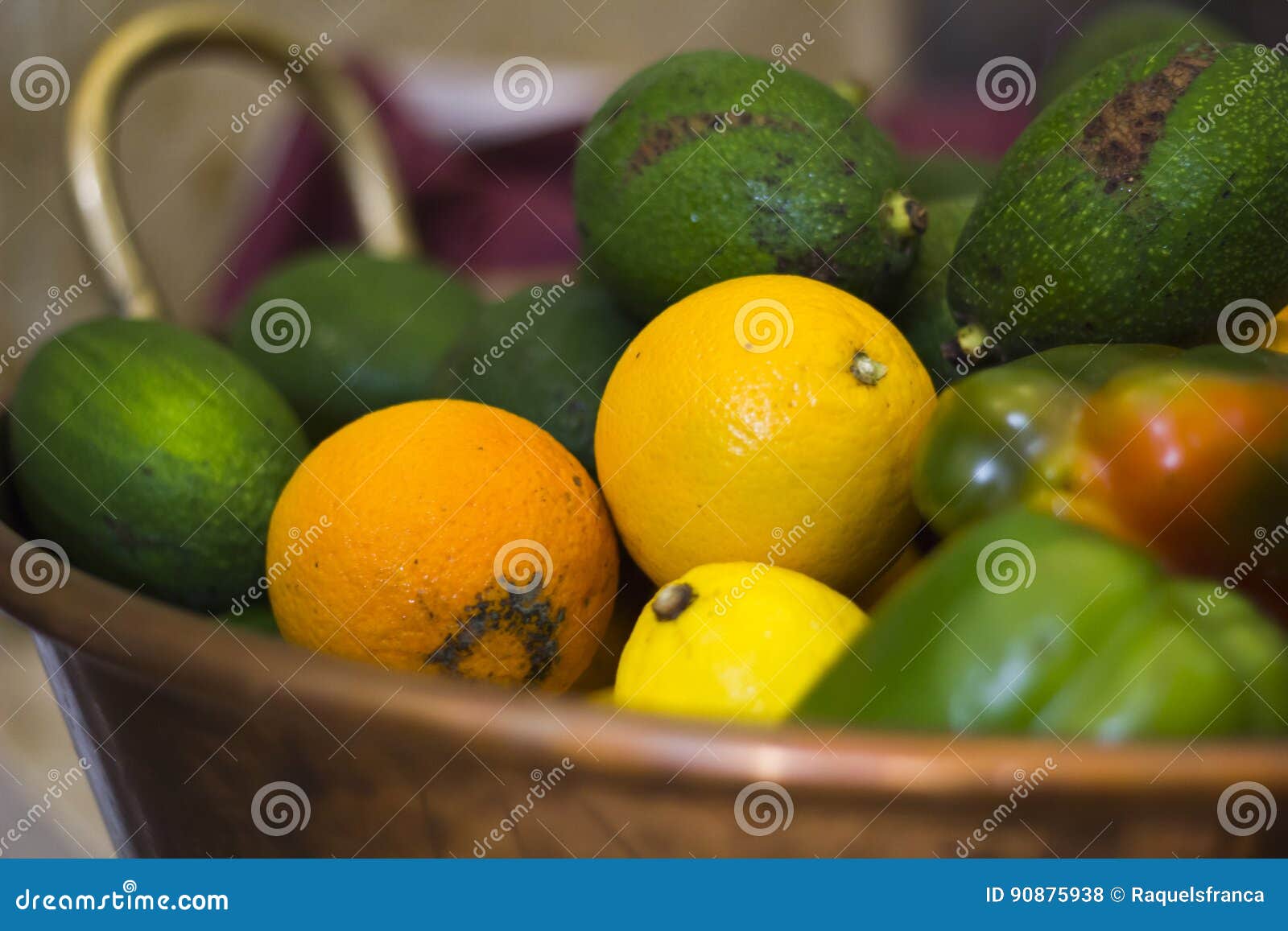 Frutas E Legumes Em Uma Bacia Foto de Stock - Imagem de vegetais, bacia ...