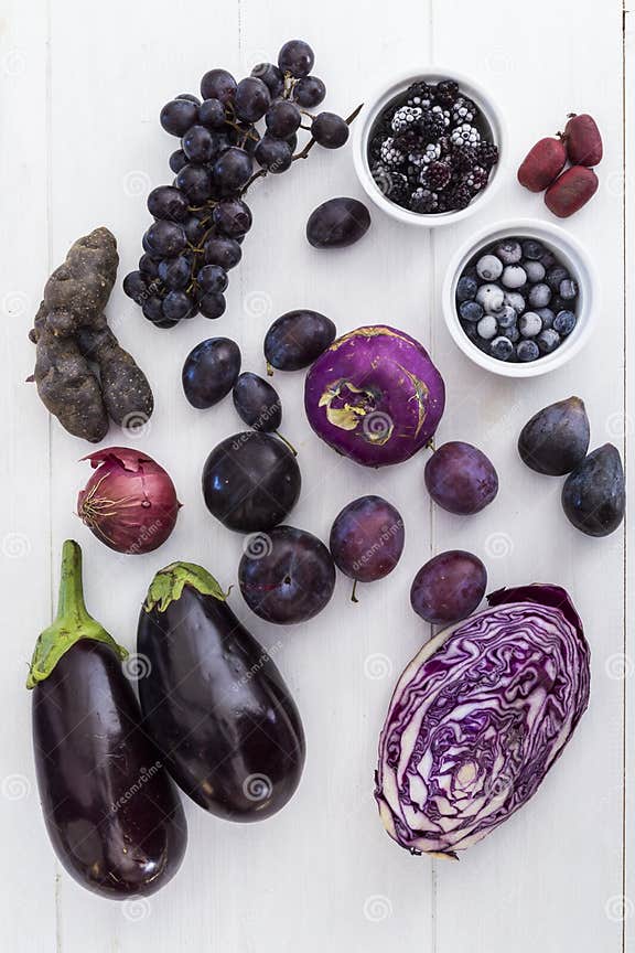 Frutas e legumes roxas imagem de stock. Imagem de doce - 60936771