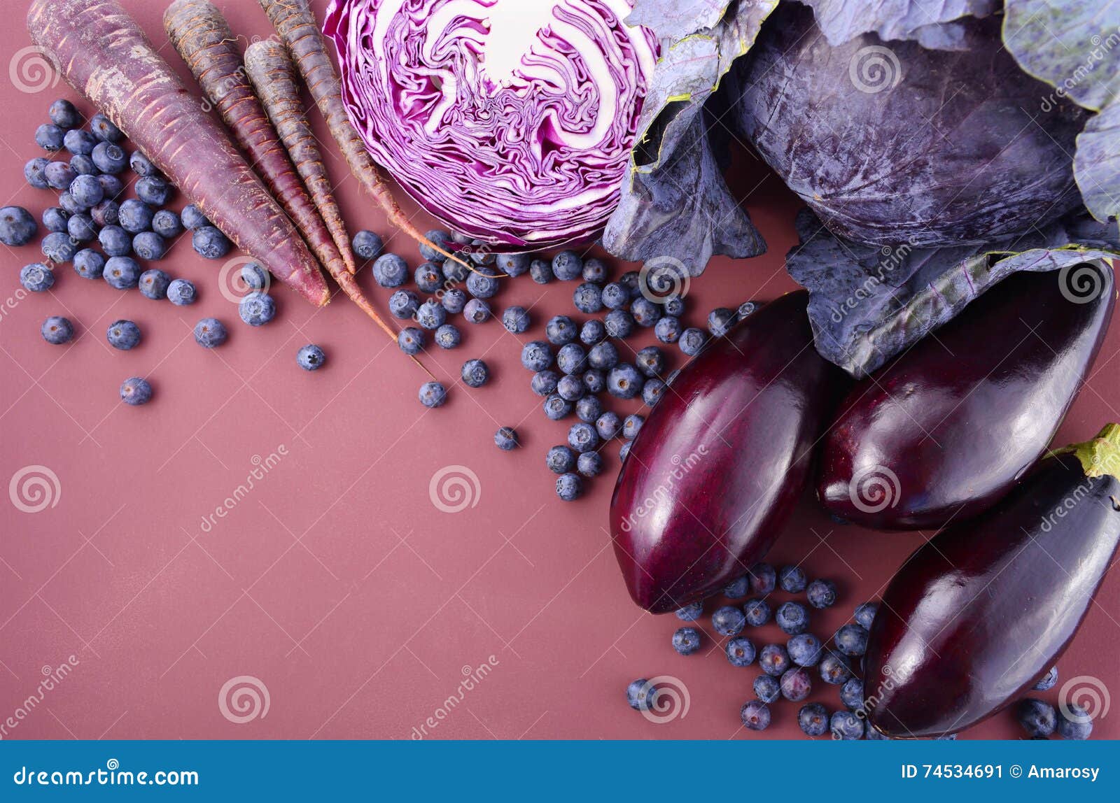 Frutas e legumes roxas imagem de stock. Imagem de repolho - 74534691