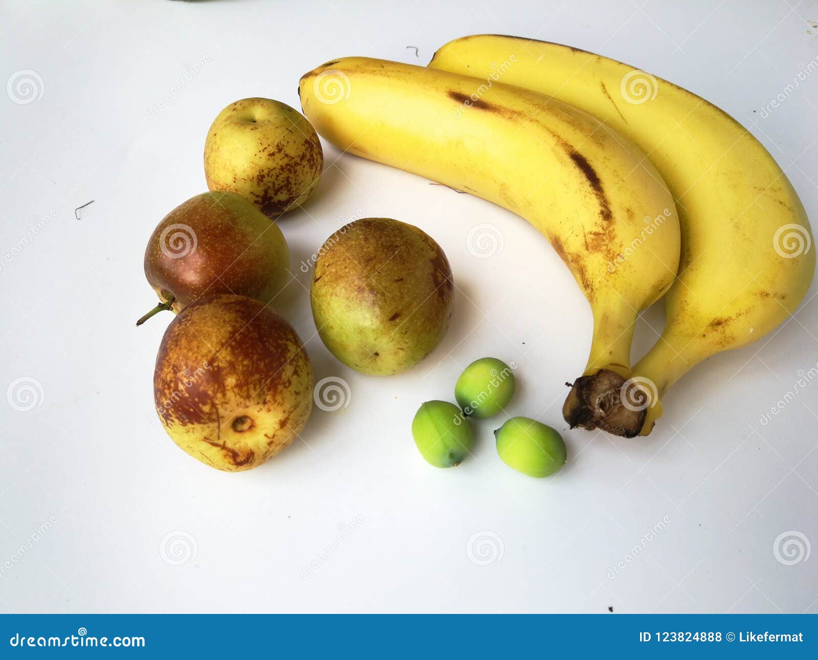 Frutas en el fondo blanco foto de archivo. Imagen de fruta - 123824888