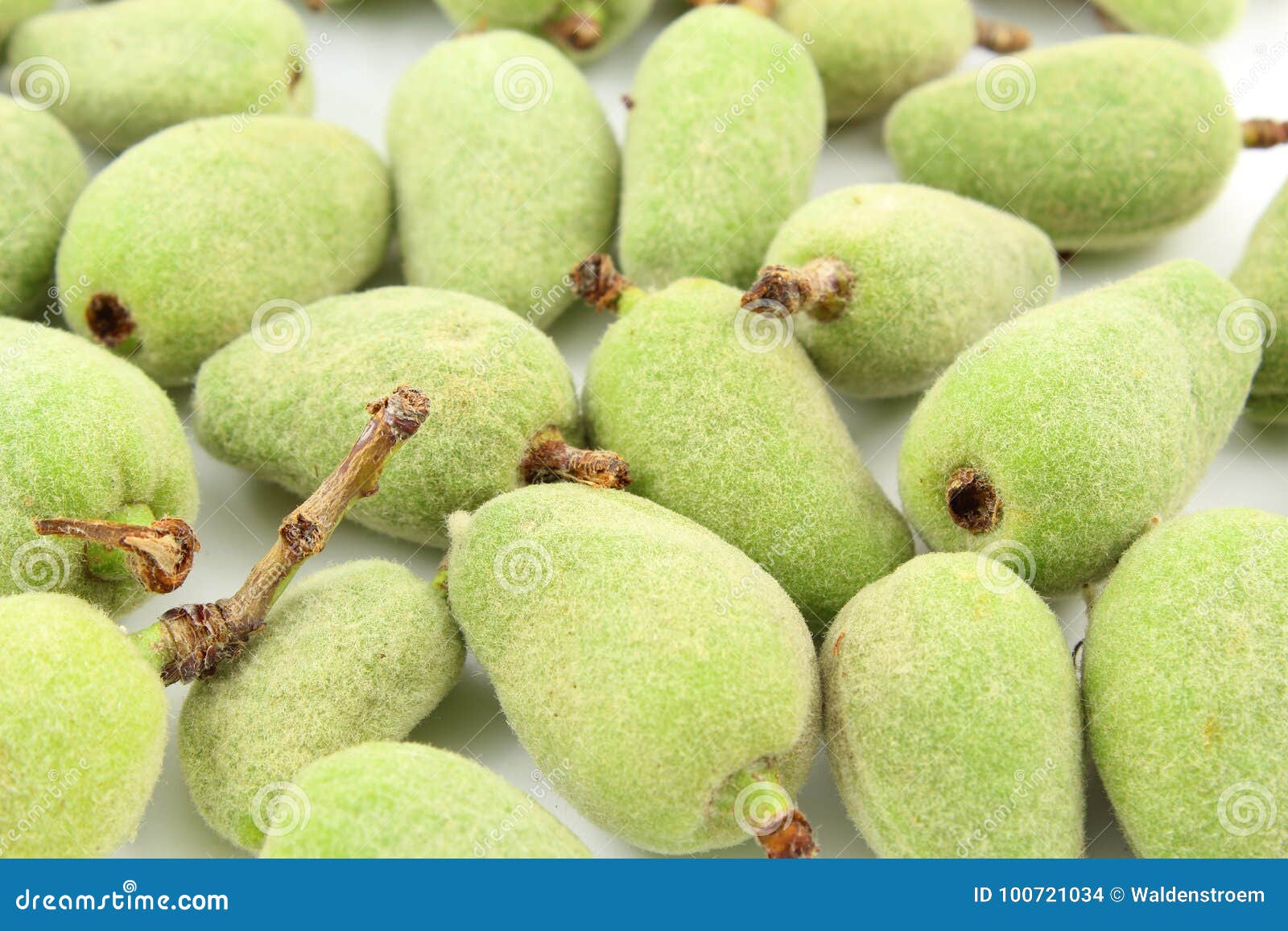 Frutas Frescas De La Almendra Verde Foto de archivo - Imagen de ...