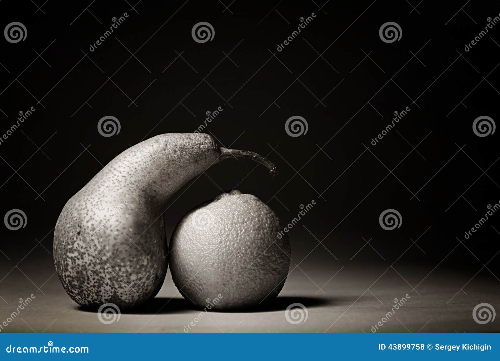 Frutas Grises En Un Fondo Negro Foto de archivo - Imagen de macro ...