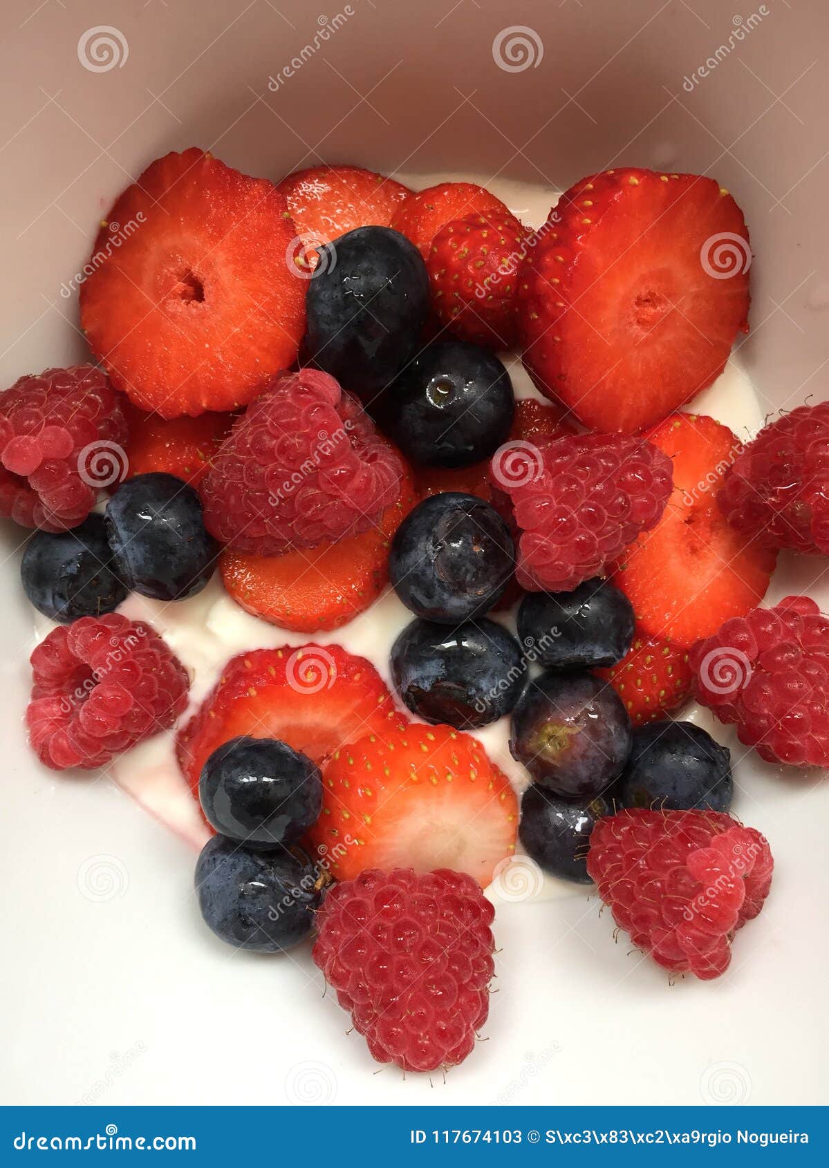Frutas rojas imagen de archivo. Imagen de frambuesas - 117674103
