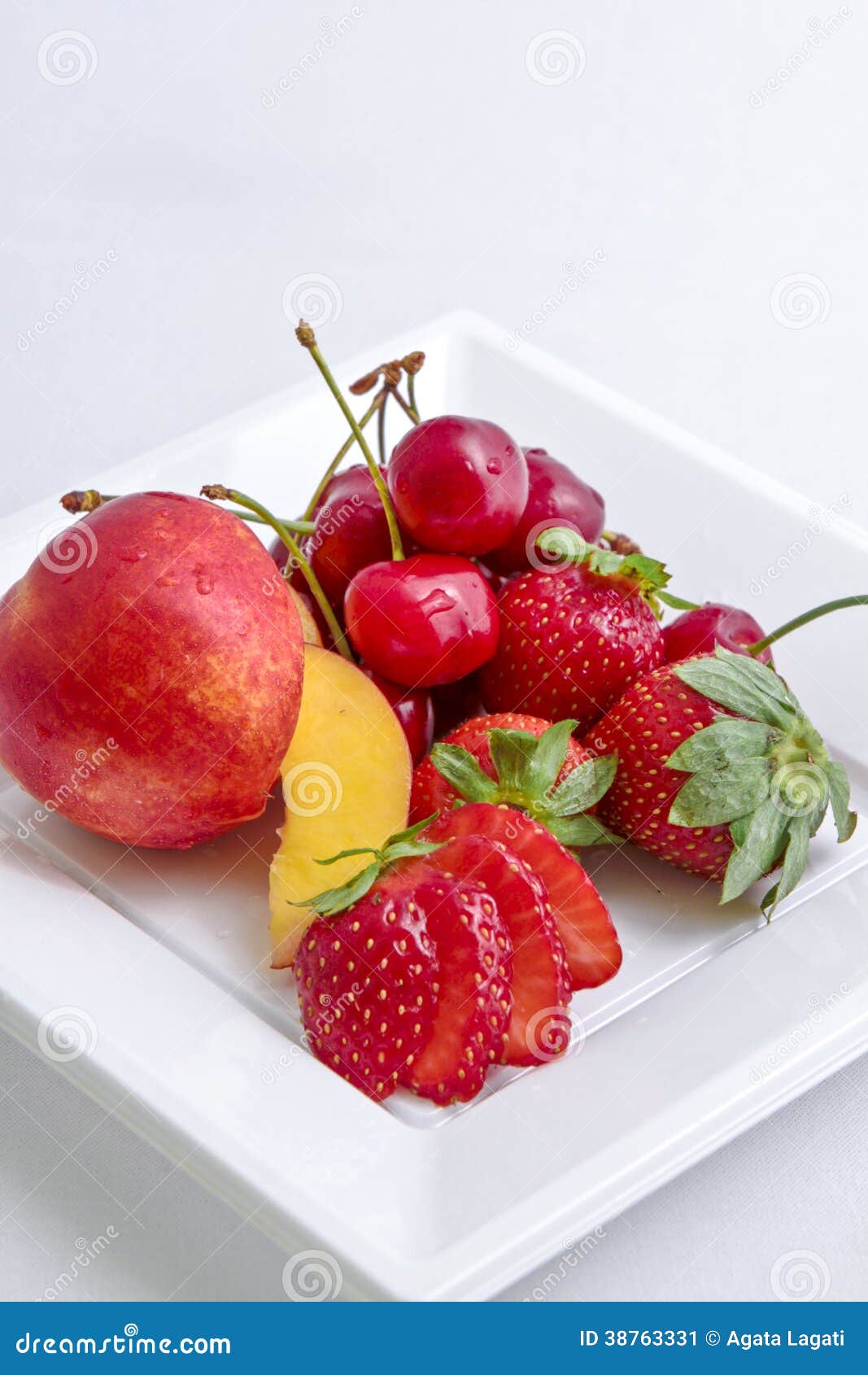 Frutas rojas imagen de archivo. Imagen de amarillo, fruta - 38763331