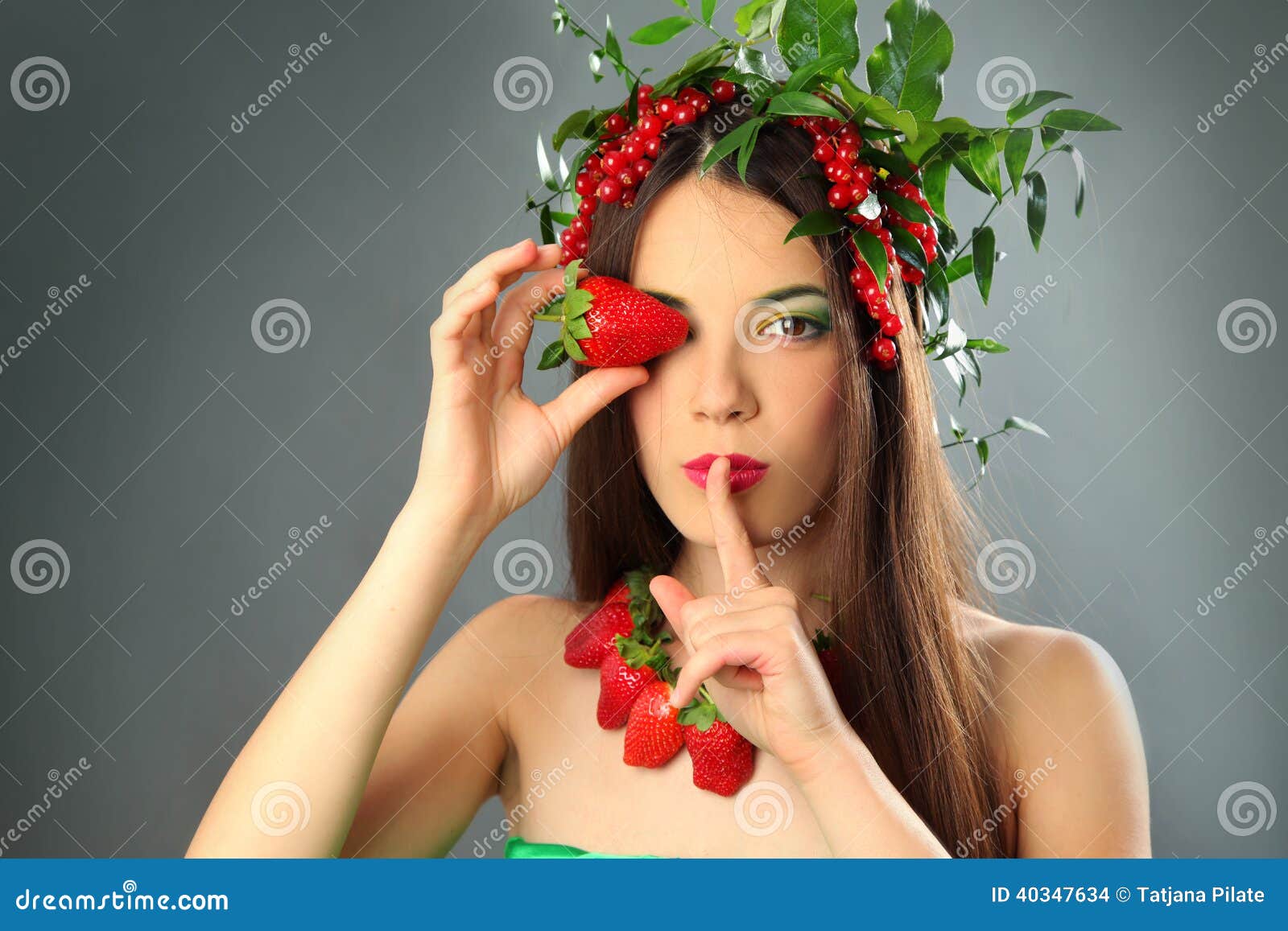 Frutas rojas foto de archivo. Imagen de hermoso, hembra - 40347634