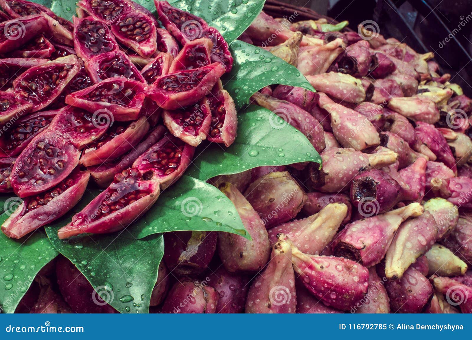 Frutas tropicales rojas imagen de archivo. Imagen de cubo - 116792785