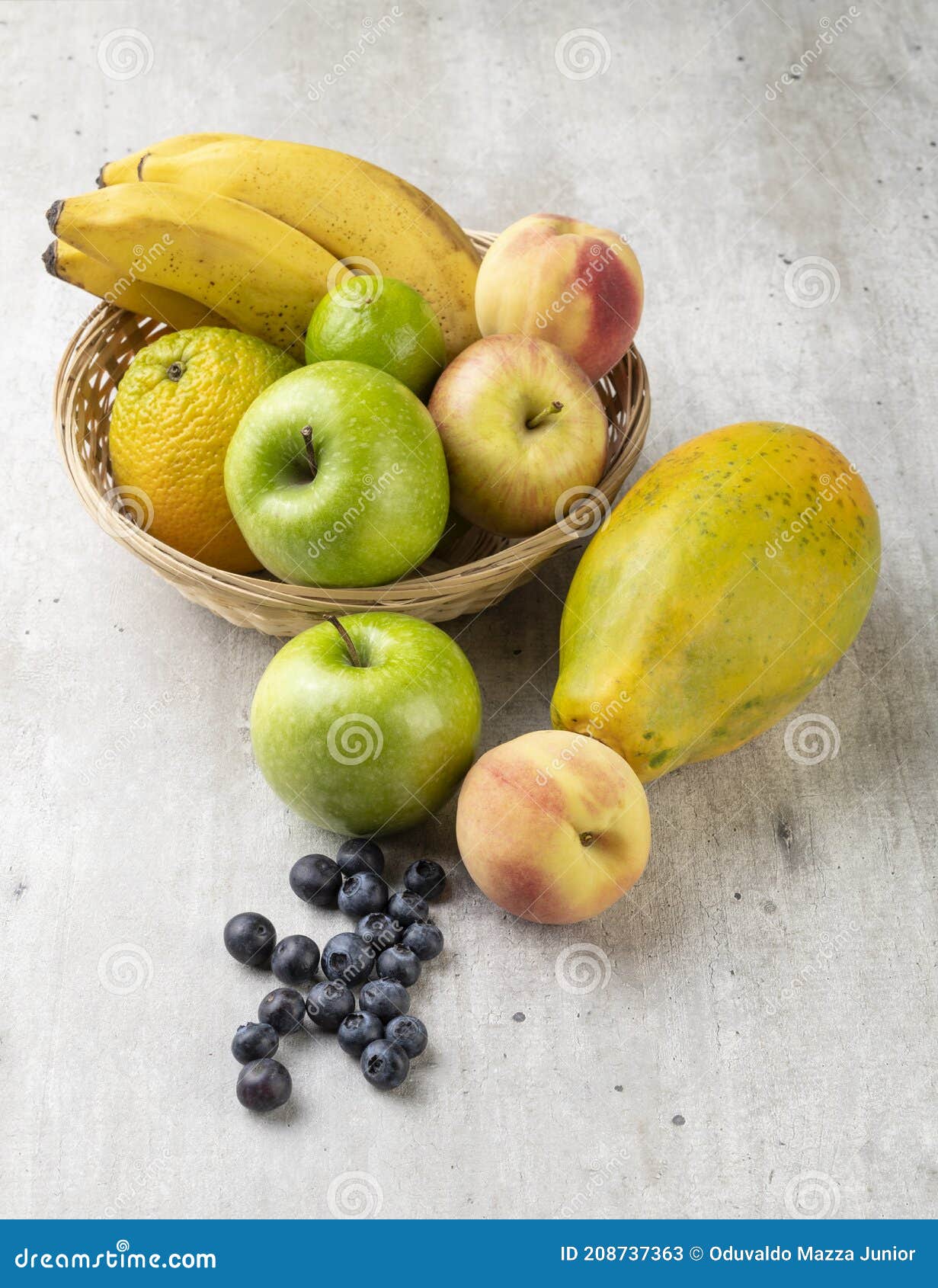 Frutas Variadas En Una Cesta Sobre Una Mesa Gris Claro Imagen de ...
