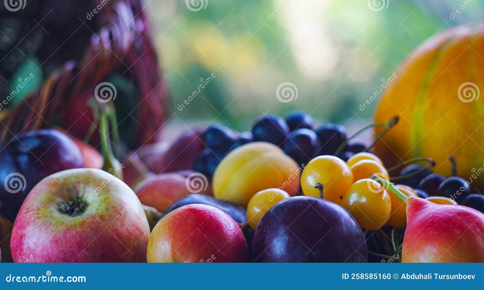 Frutas Variadas Sobre La Mesa Foto de archivo - Imagen de verde ...