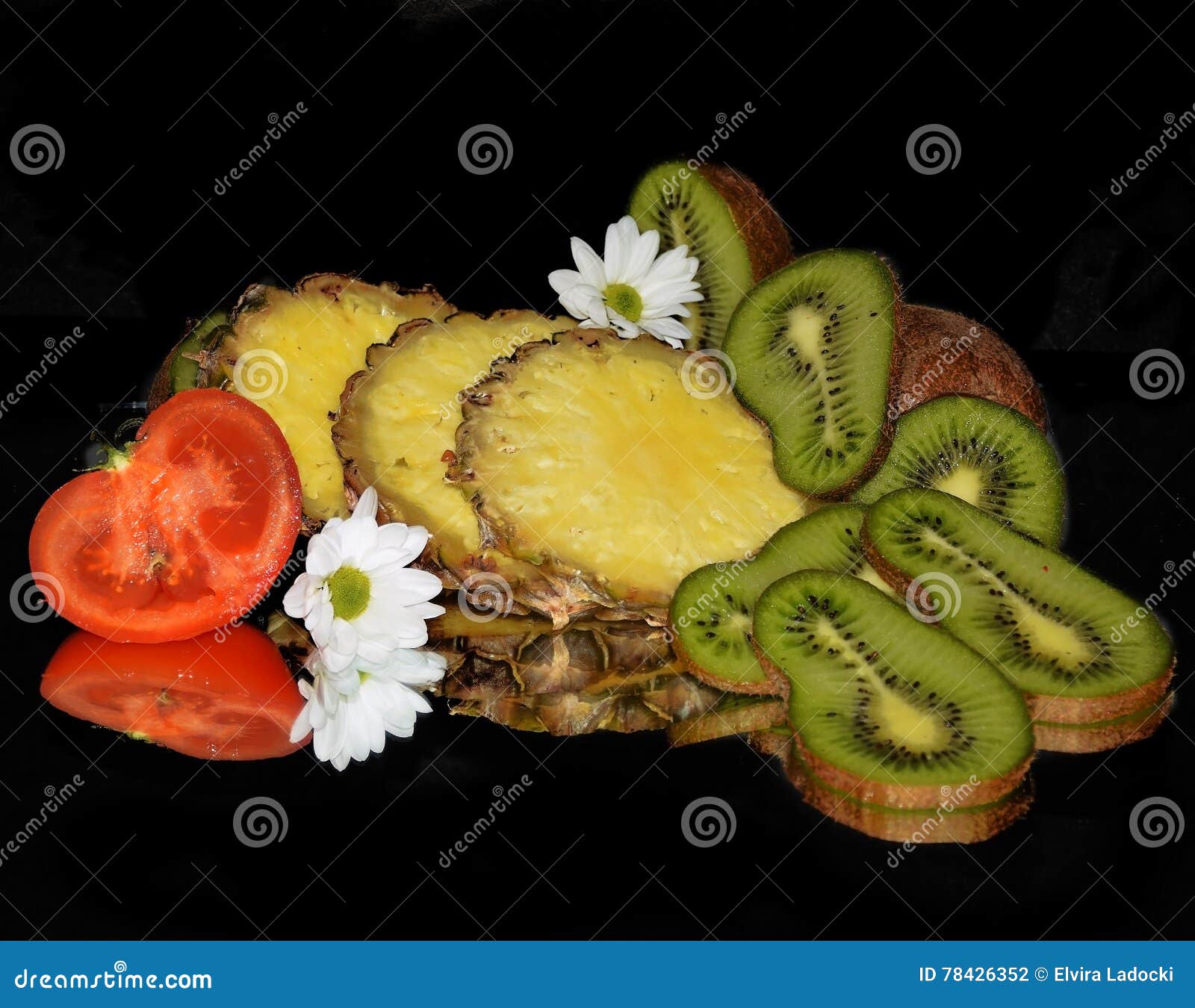 Frutas, verduras y flor foto de archivo. Imagen de azul - 78426352