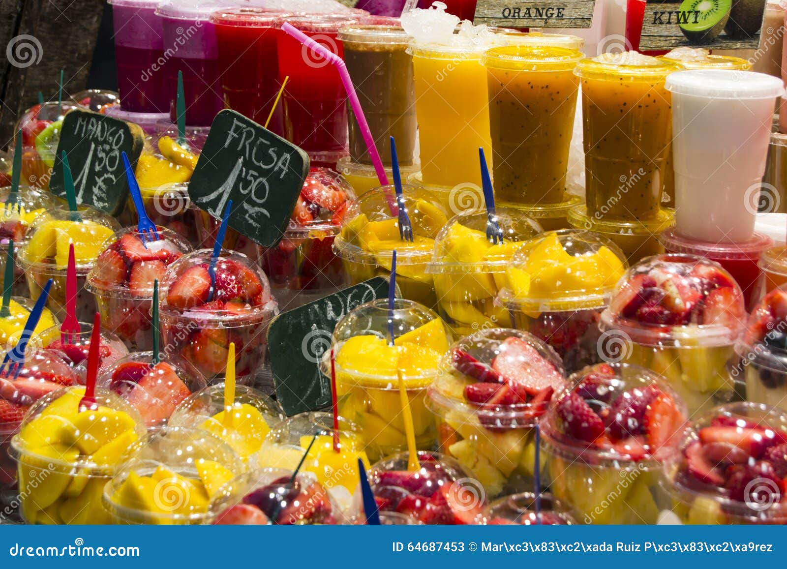 Frutas Y Jugos De La Parada En El Mercado Imagen de archivo - Imagen de ...