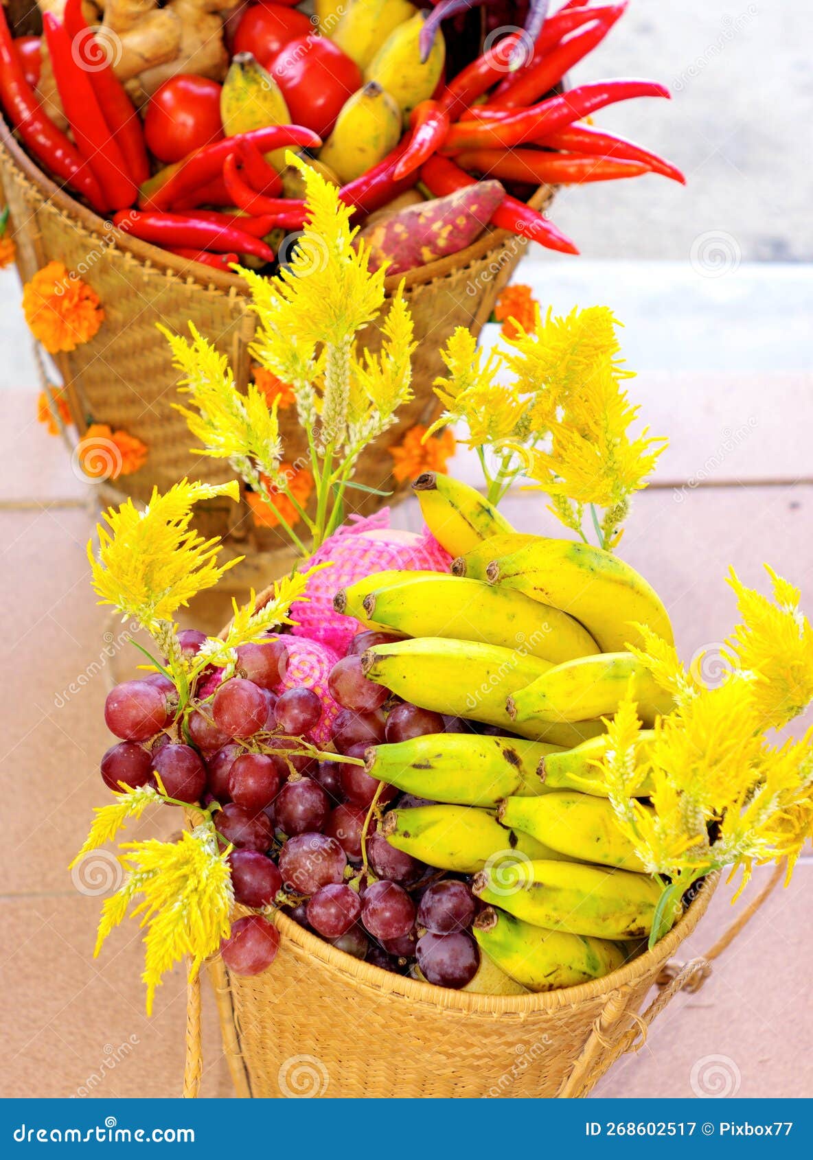 Frutas Y Verduras De Cosecha En Cesta De Mimbre Imagen de archivo ...