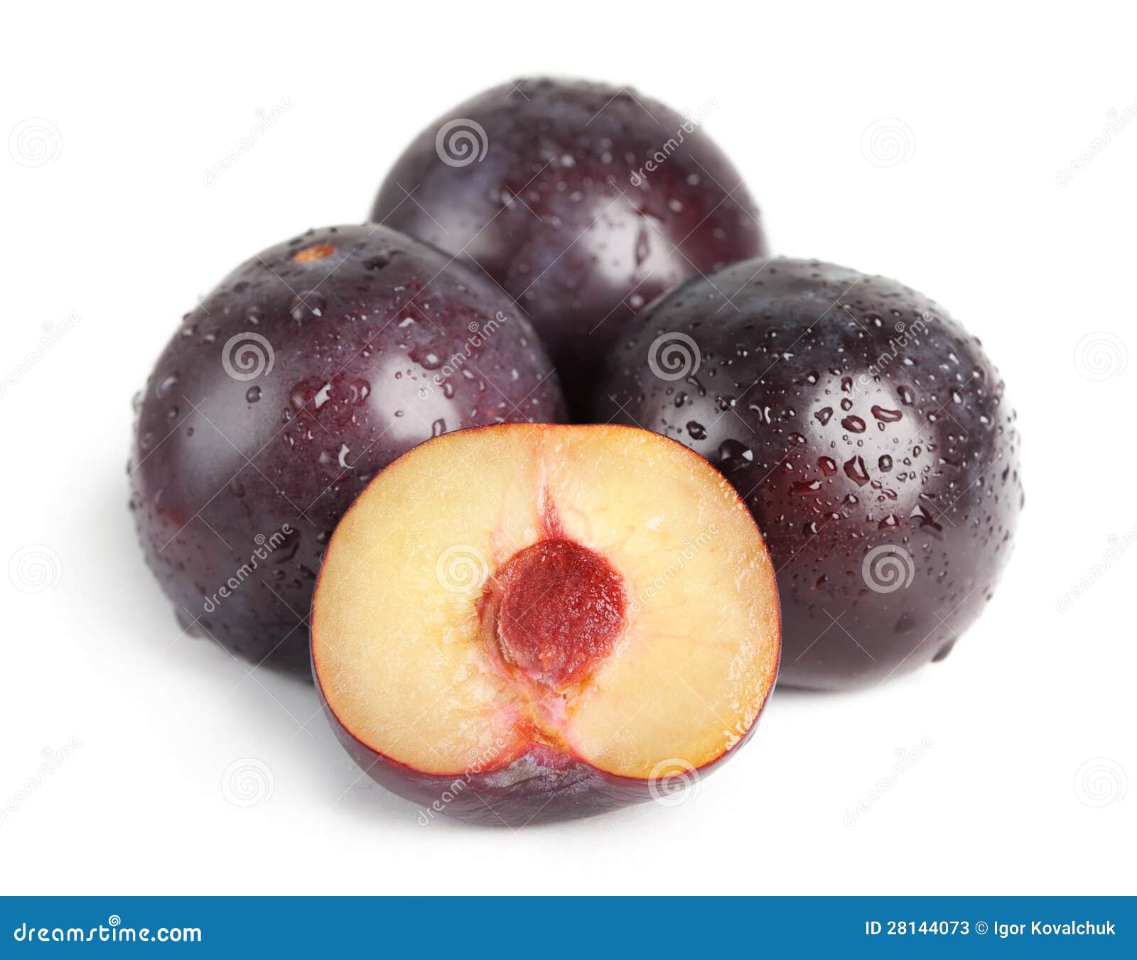 Fruto Da Ameixa Com Orvalho Imagem de Stock - Imagem de maduro ...