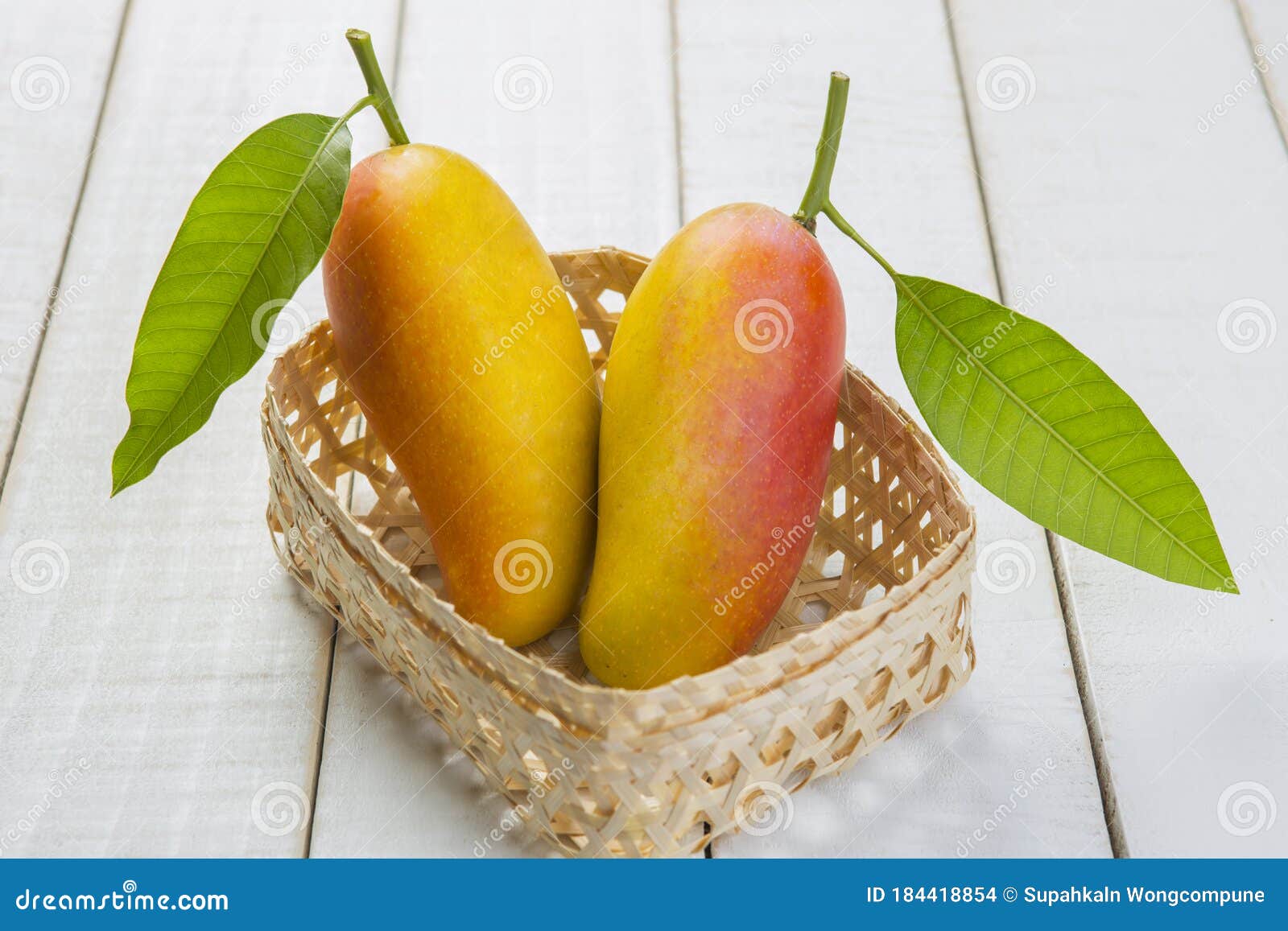 Fruto De Mango En Una Canasta Foto de archivo - Imagen de deslumbrador ...