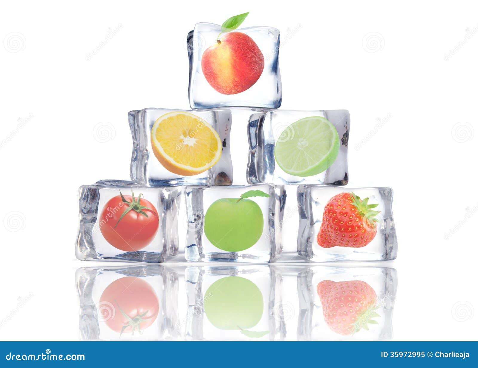 Fruto em cubos de gelo imagem de stock. Imagem de refrescamento - 35972995