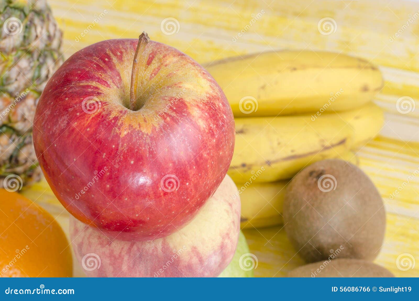 Fruto Fresco Completo Da Tabela De Madeira Foto de Stock - Imagem de ...