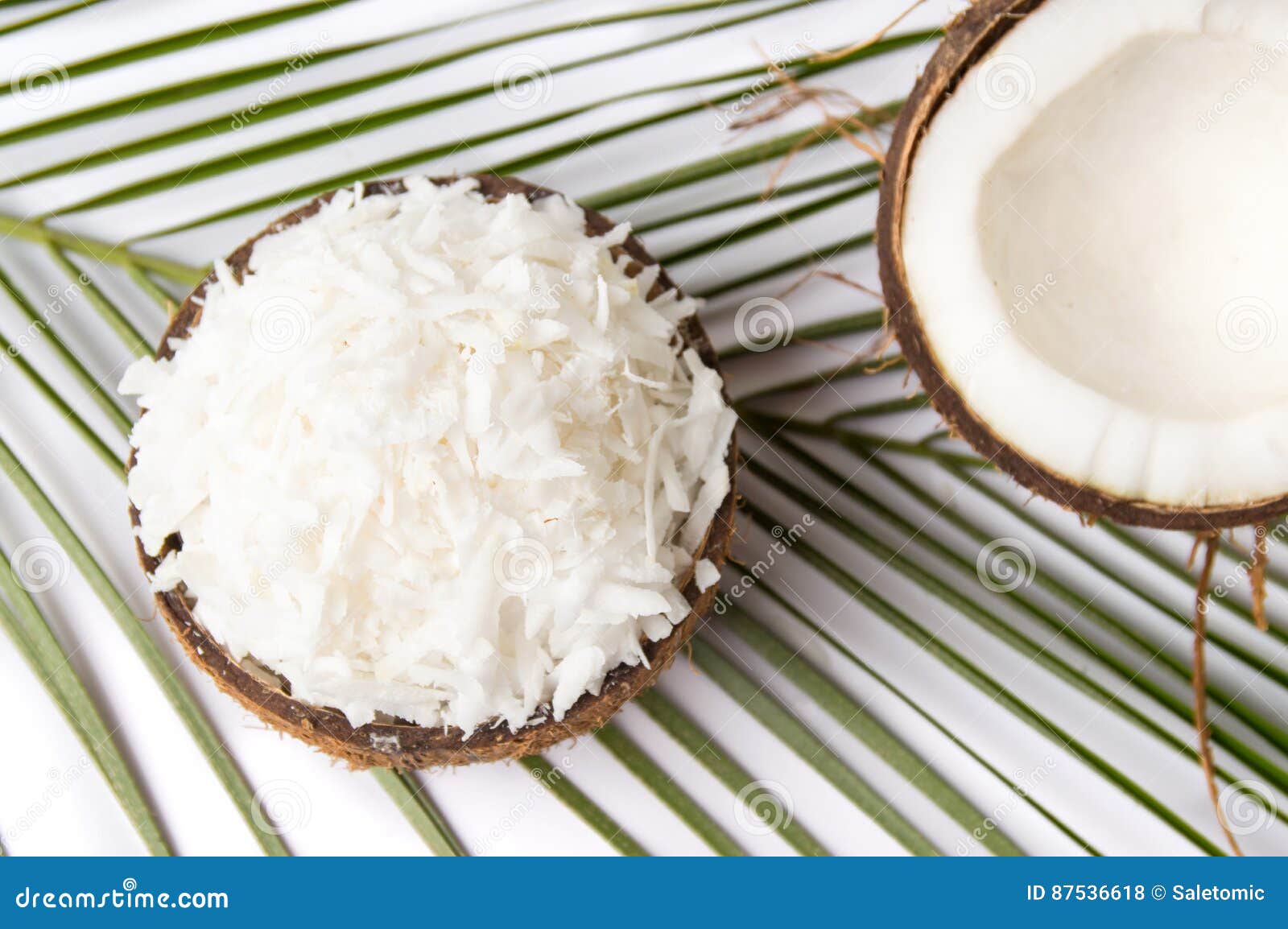 Fruto Raspado Do Coco Em Um Shell Foto de Stock - Imagem de cozinhar ...