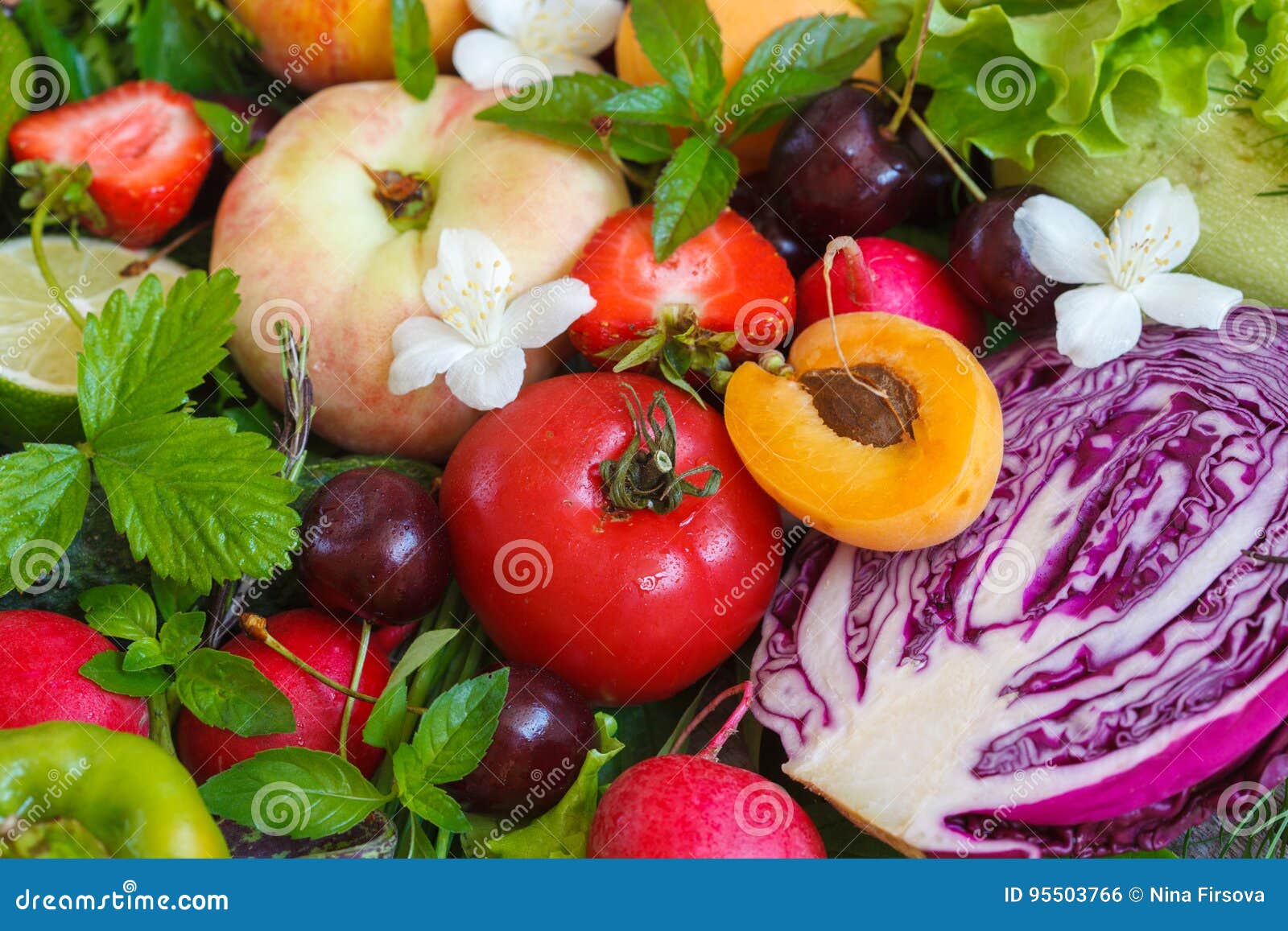 Frutta e verdure di estate fotografia stock. Immagine di cibi - 95503766