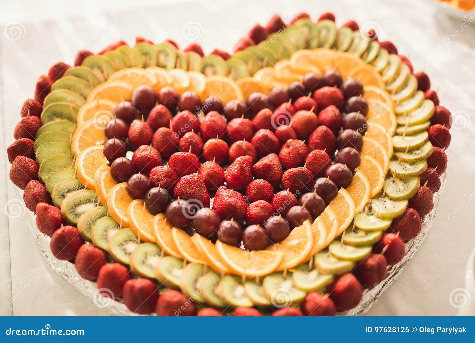 Frutta Fresca Differente Sulla Tavola Di Buffet Di Nozze Fotografia ...