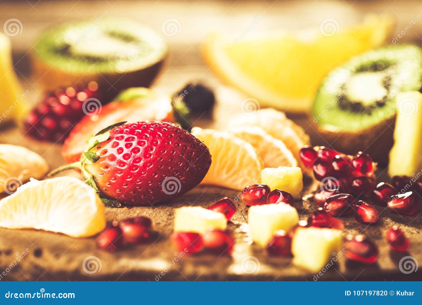 Frutta fresca mista fotografia stock. Immagine di bacca - 107197820