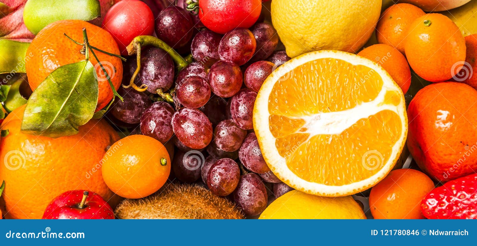 Frutta mista fresca fotografia stock. Immagine di banana - 121780846