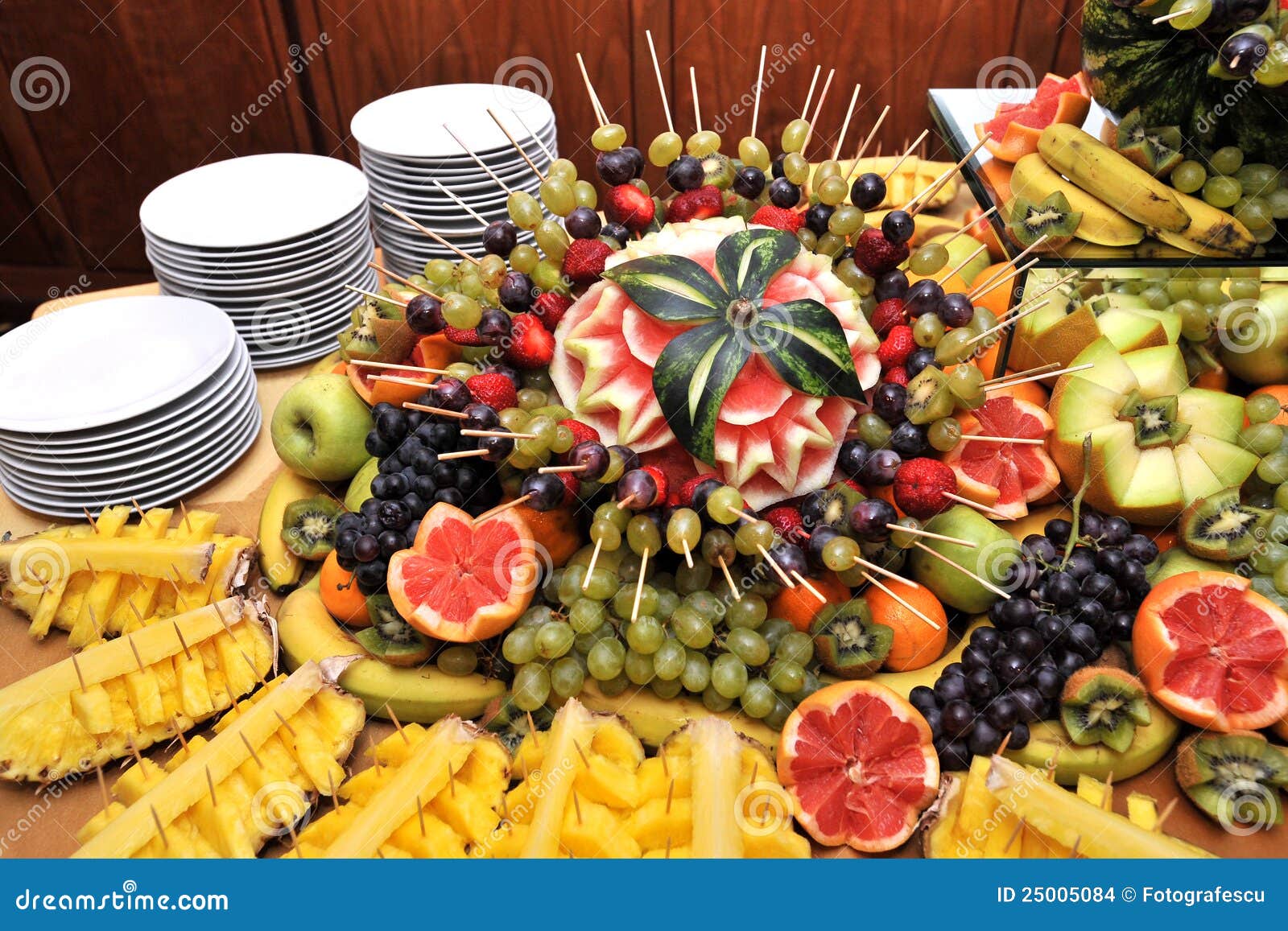 Frutta Su Una Tabella Di Buffet Fotografia Stock - Immagine di ...