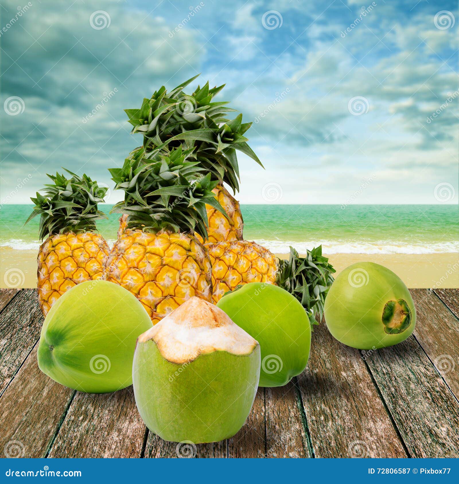 Frutta Tropicale Sulla Piattaforma Di Legno Alla Spiaggia Immagine ...