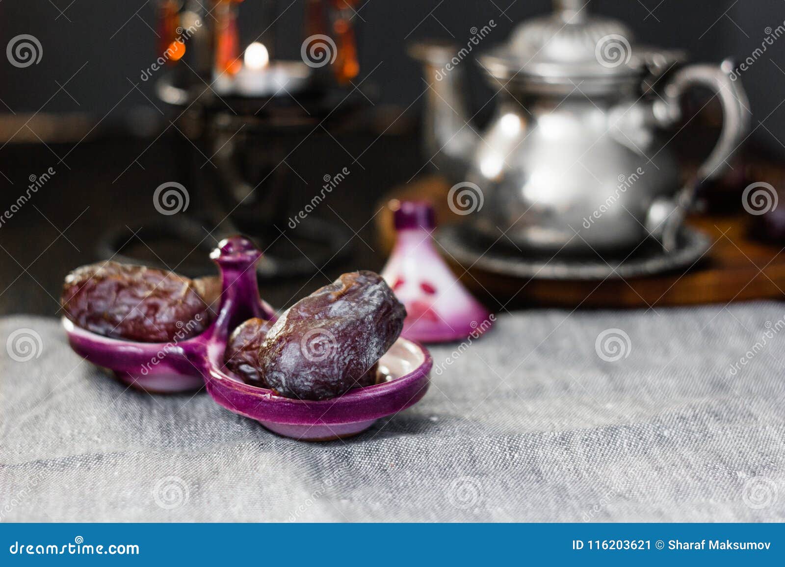 Frutti Della Data Per Iftar Sul Digiuno Del Ramadan Immagine Stock ...