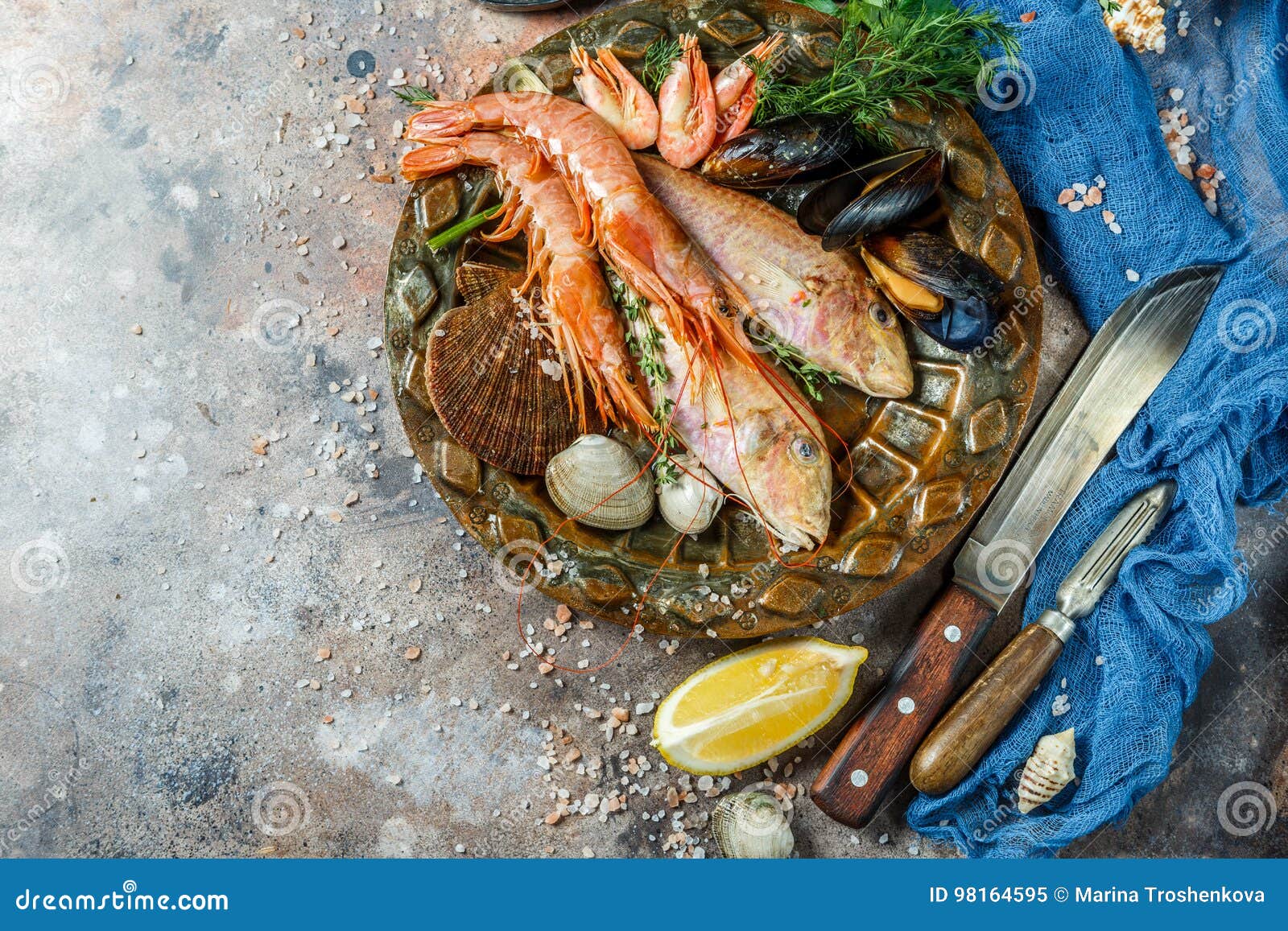 Frutti Di Mare Con Il Limone, Coltelli, Conchiglie Immagine Stock ...