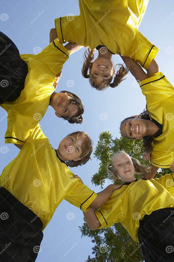 Fußball Team Forming Huddle Stockbild - Bild von leute, trikot: 29658267