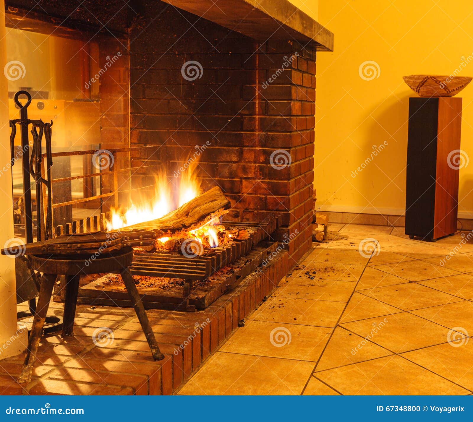 Fuego ardiente en chimenea foto de archivo. Imagen de casero - 67348800