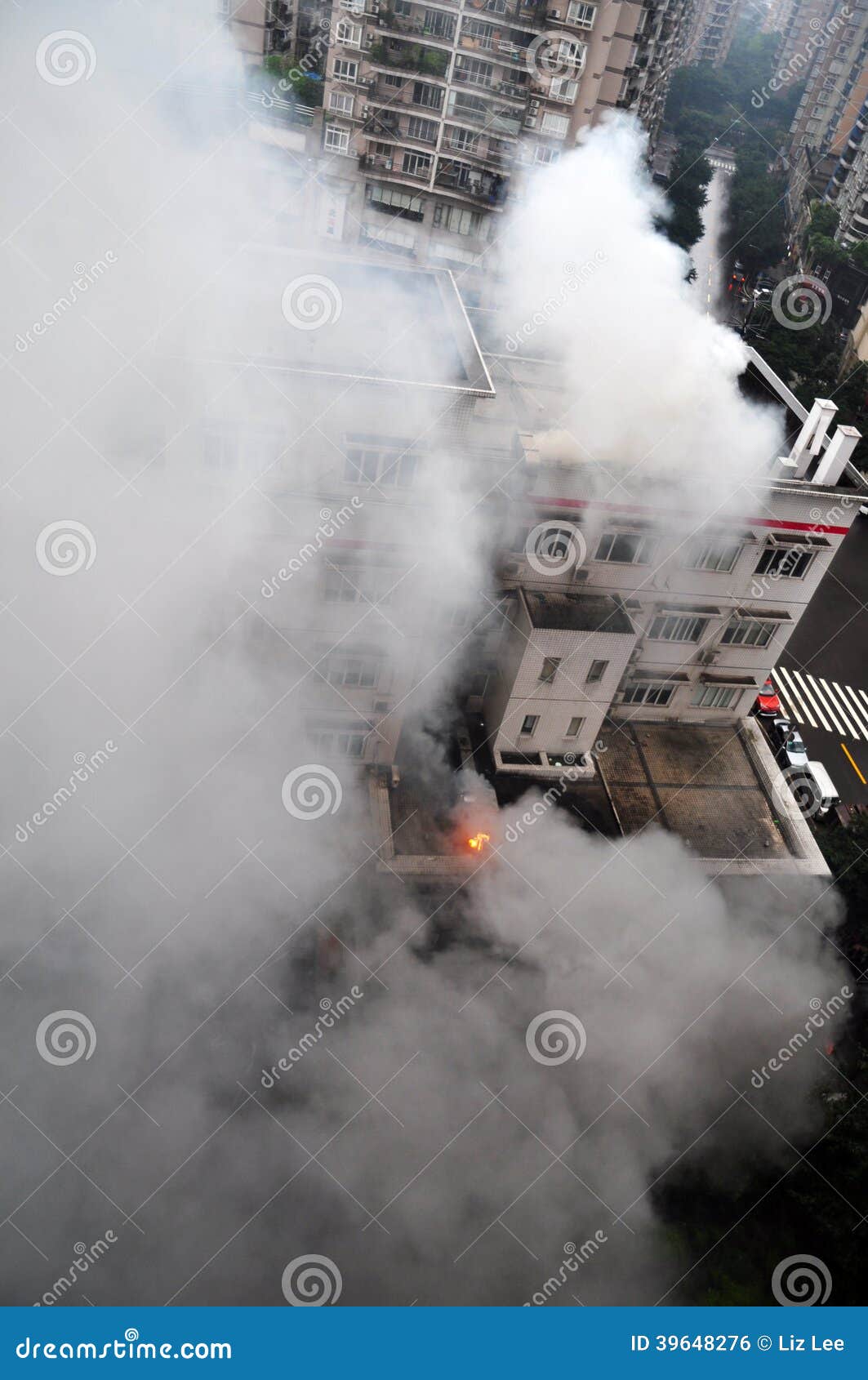 Fuego Ardiente En El Edificio Foto editorial - Imagen de seguro, negro ...