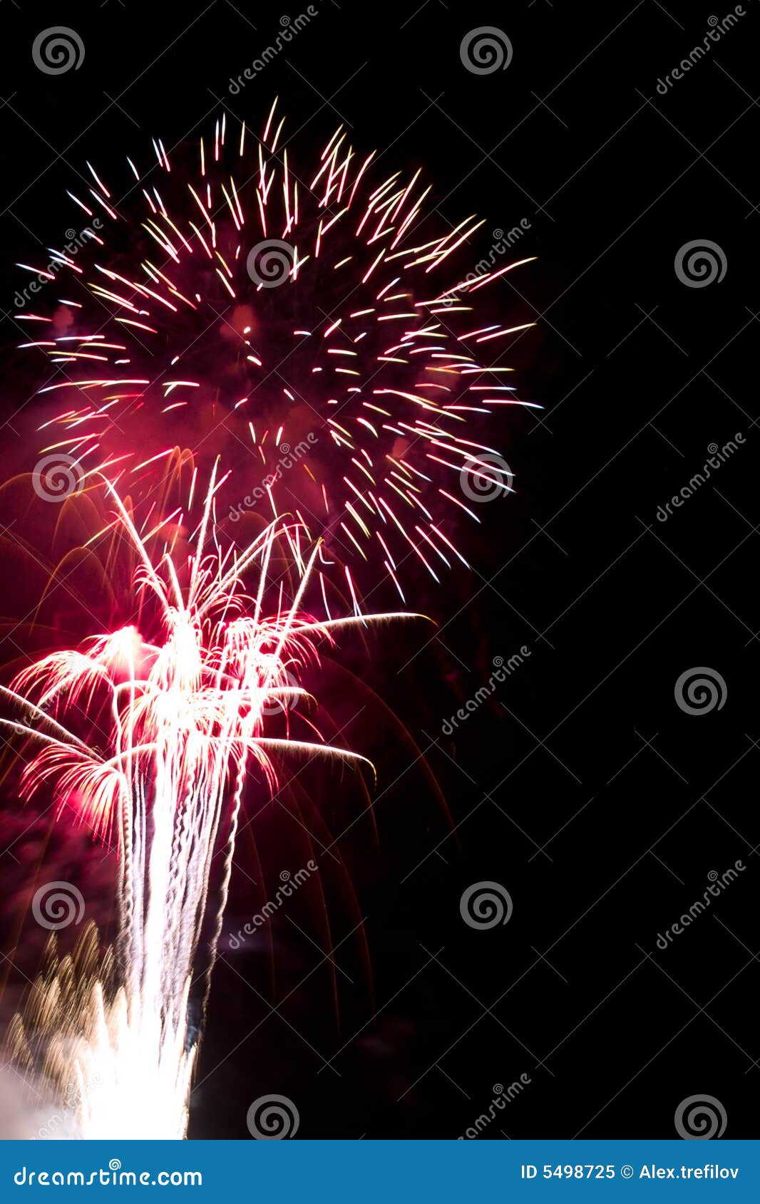 Fuego Artificial En El Cielo Oscuro Imagen de archivo - Imagen de llama, fireworks: 5498725