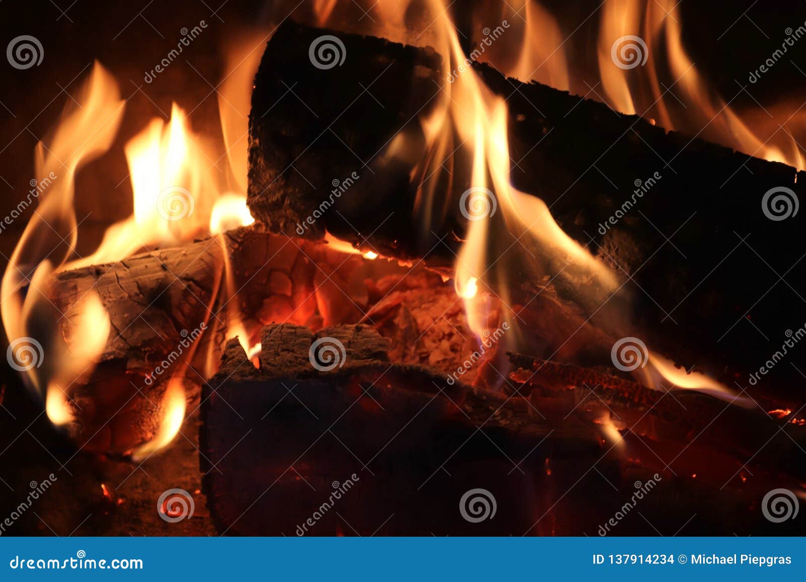 Fuego Caliente Hermoso Que Quema En Una Chimenea Foto de archivo ...