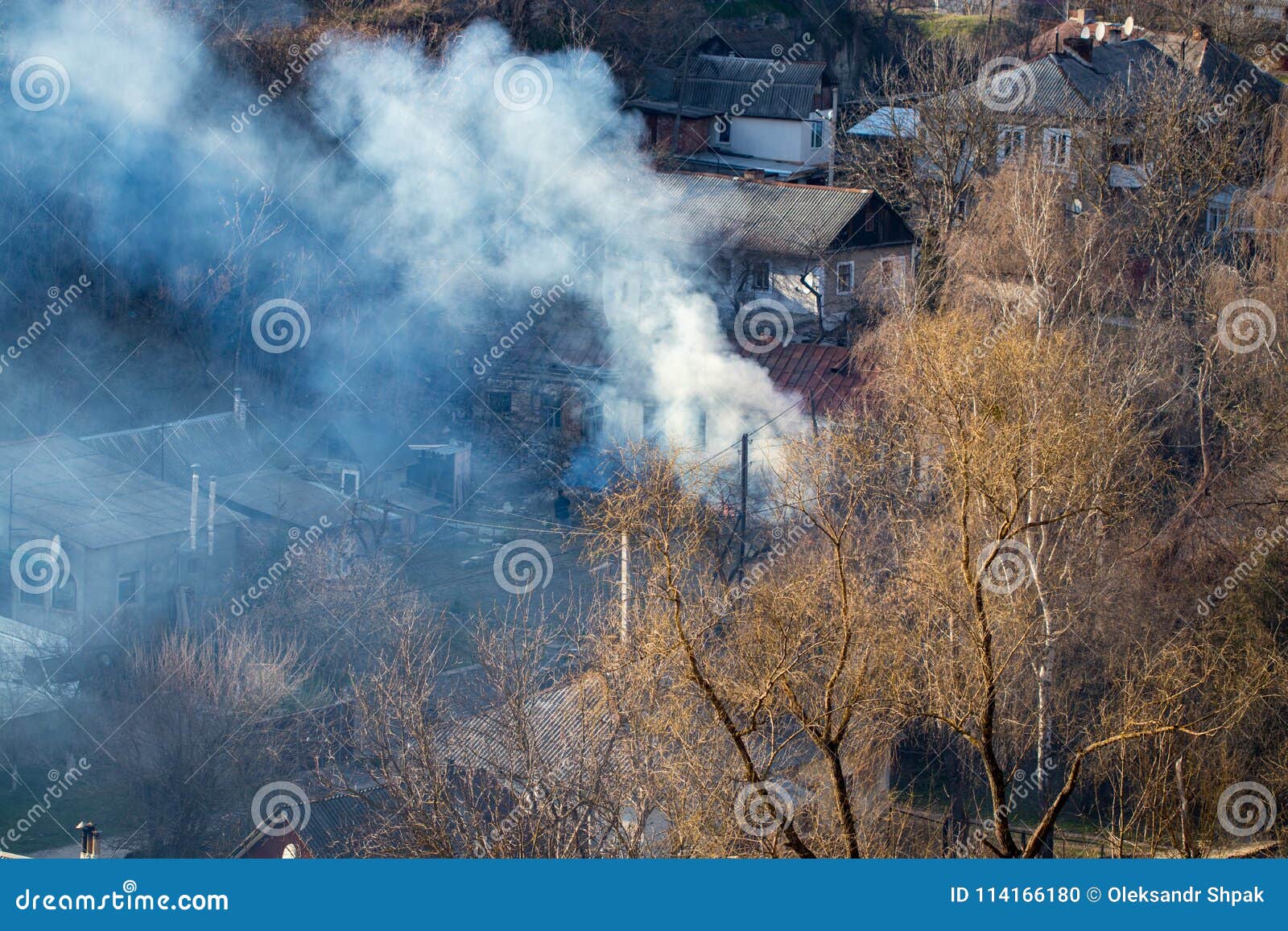 Fuego Con Humo Negro En Casa Casa En Humo Foto de archivo - Imagen de ...