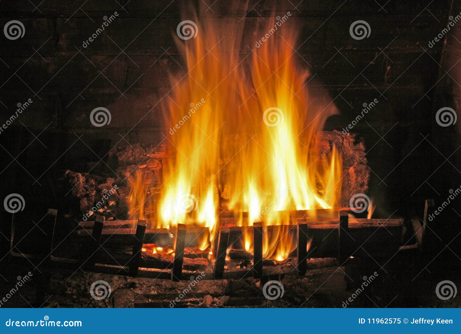 Fuego de la chimenea imagen de archivo. Imagen de hogar - 11962575