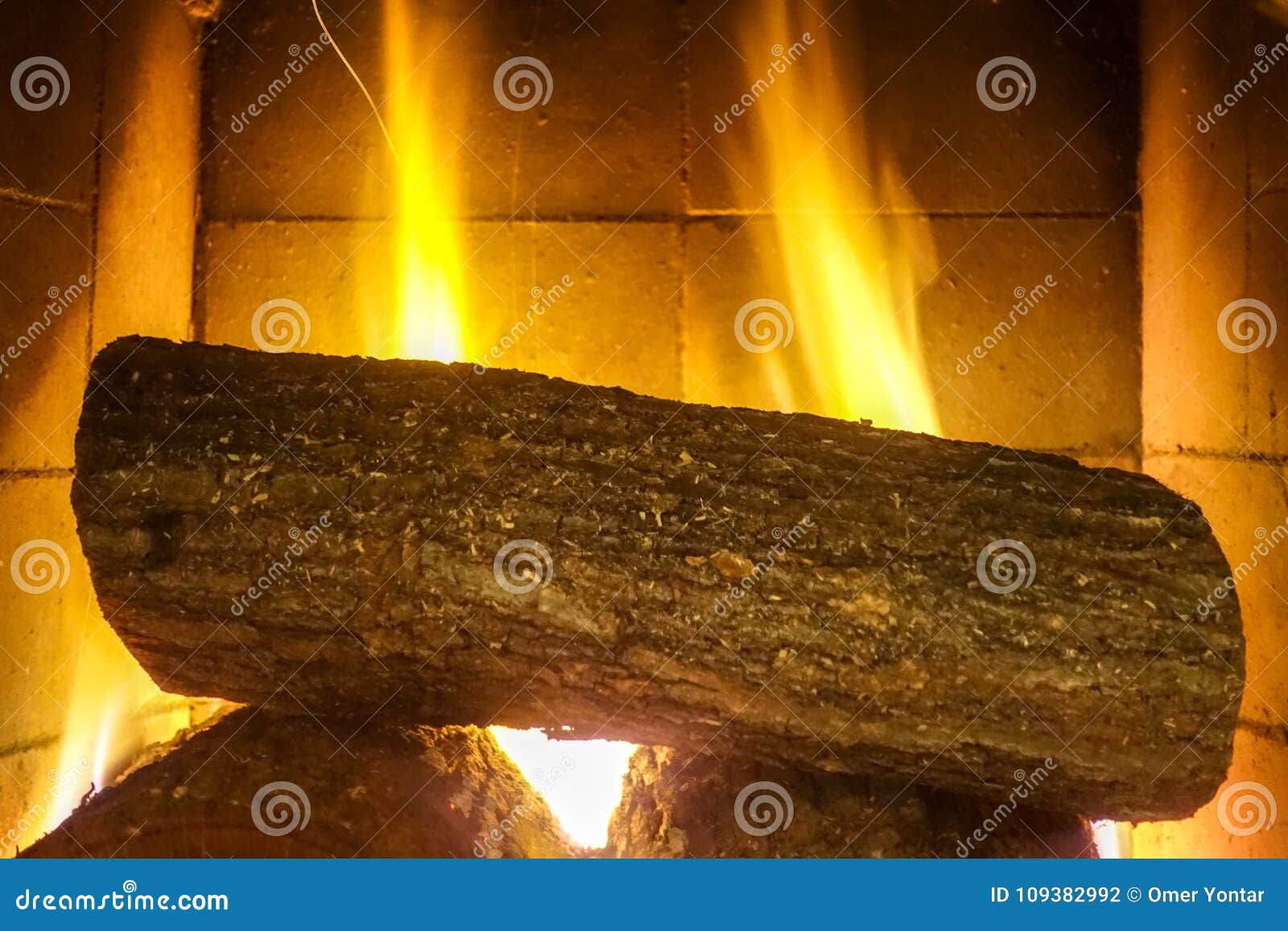 Fuego De La Chimenea Y De La Chimenea, Leña Foto de archivo - Imagen de ...