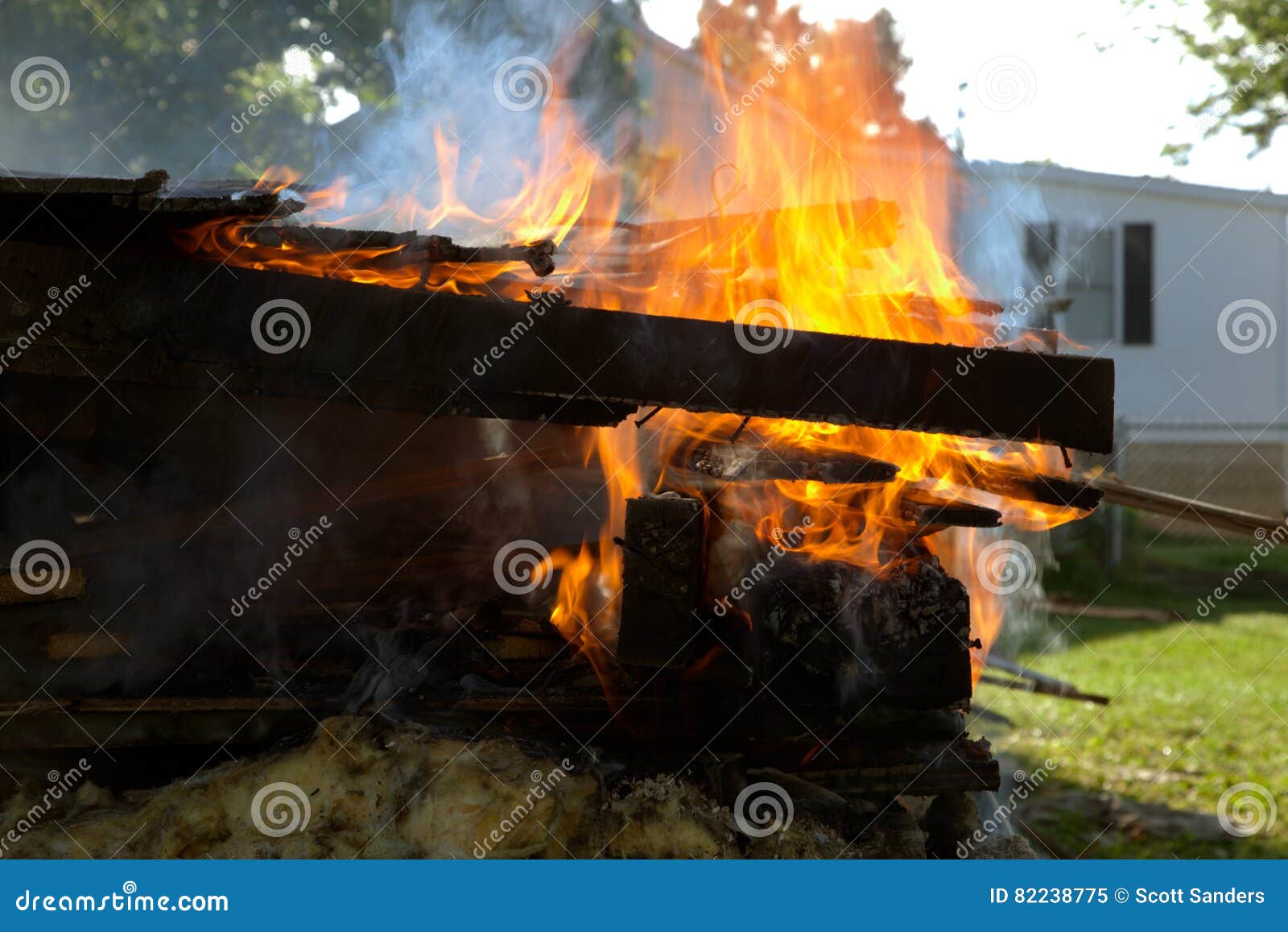 Fuego del edificio imagen de archivo. Imagen de fogata - 82238775