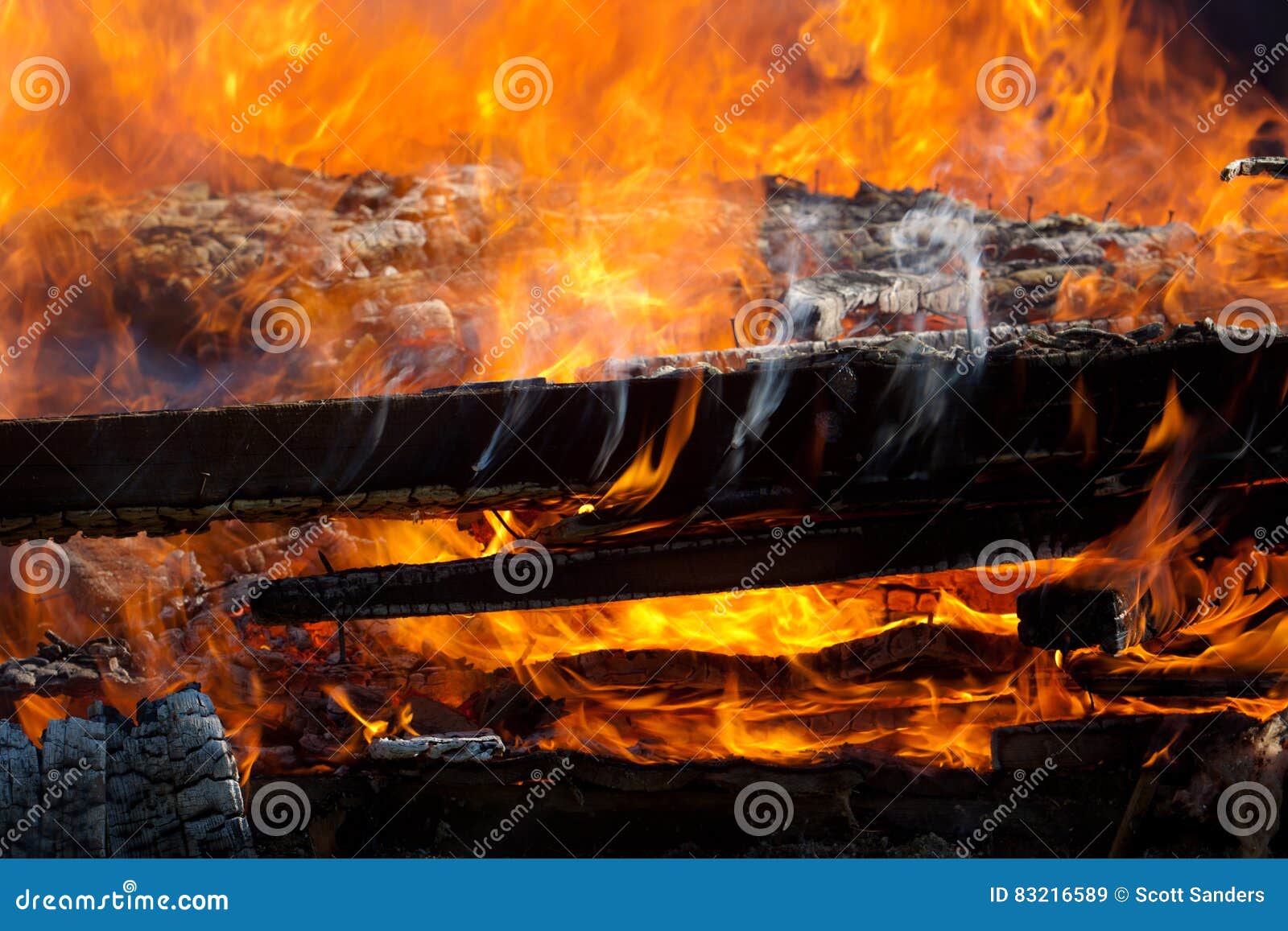 Fuego del edificio imagen de archivo. Imagen de quema - 83216589