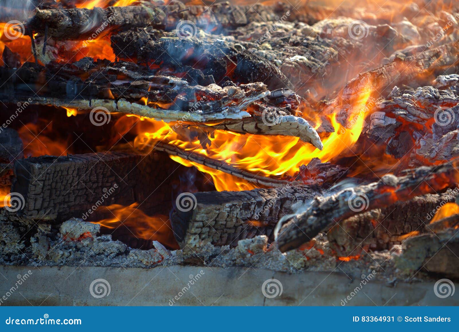 Fuego del edificio imagen de archivo. Imagen de madera - 83364931