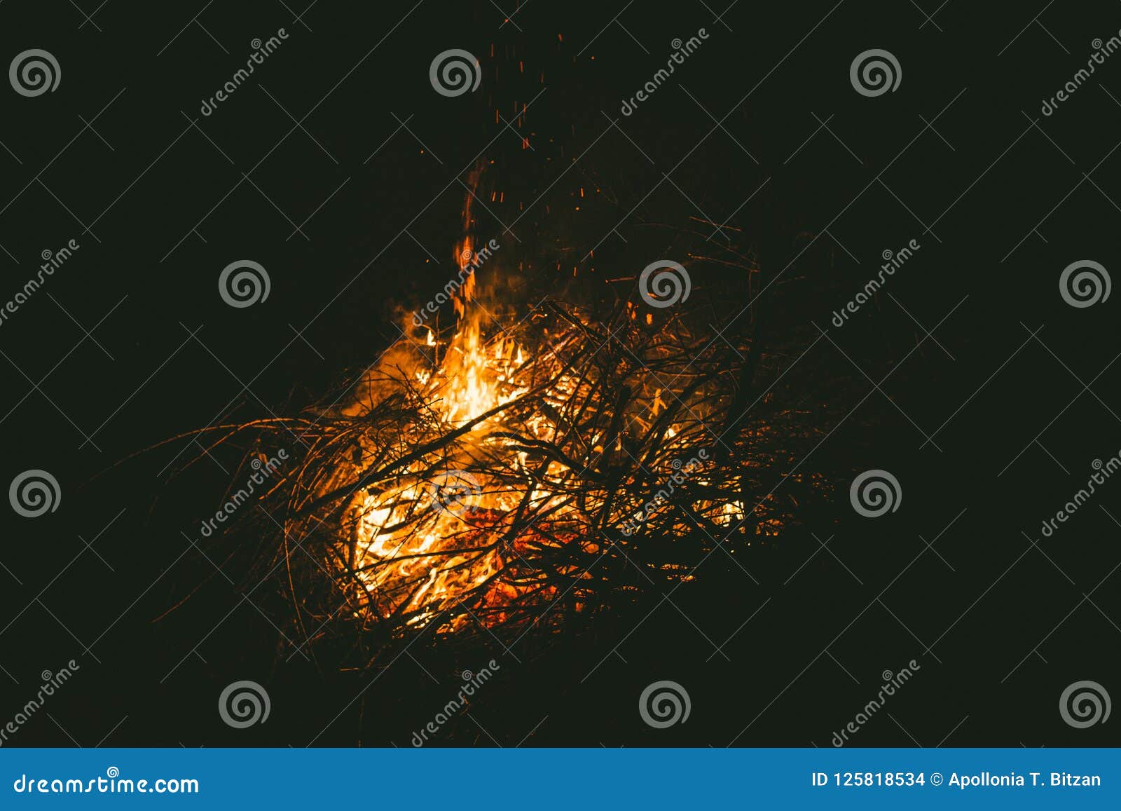 Fuego Del Solsticio De Verano Foto de archivo - Imagen de resplandor ...