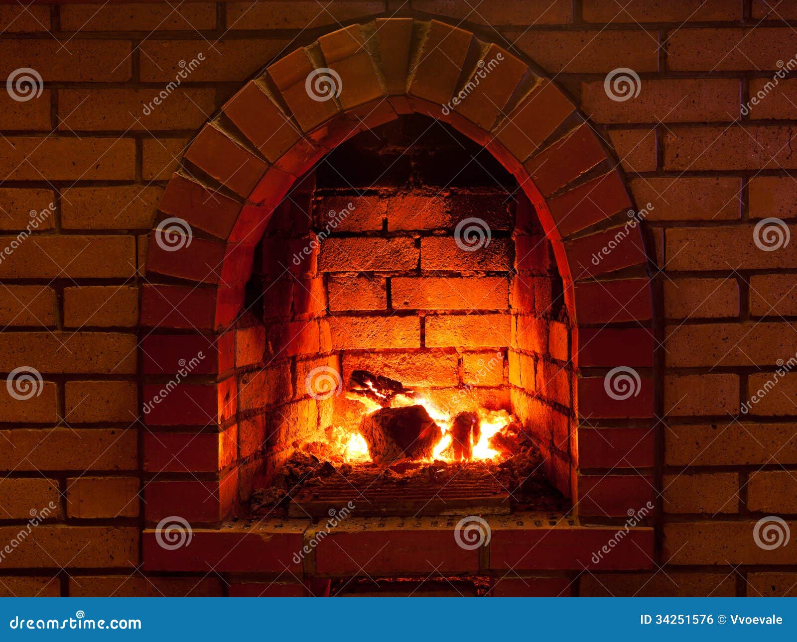 Fuego en chimenea foto de archivo. Imagen de encienda - 34251576