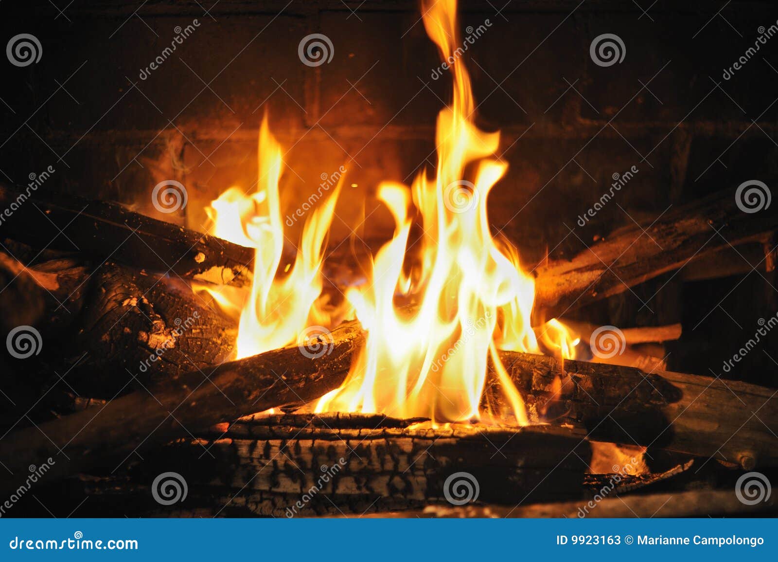 Fuego en chimenea imagen de archivo. Imagen de chimenea - 9923163