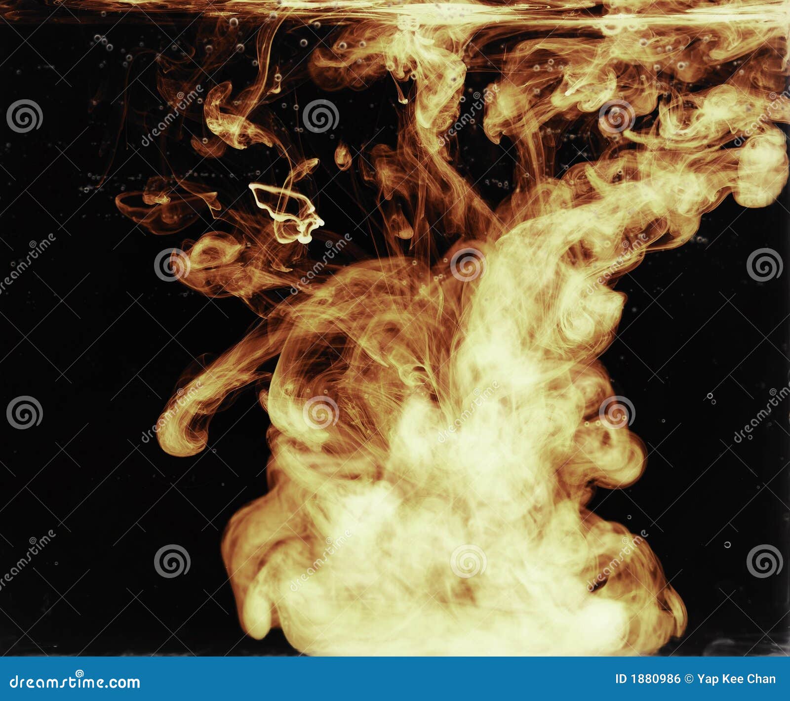 Fuego en el agua foto de archivo. Imagen de fondo, quema - 1880986