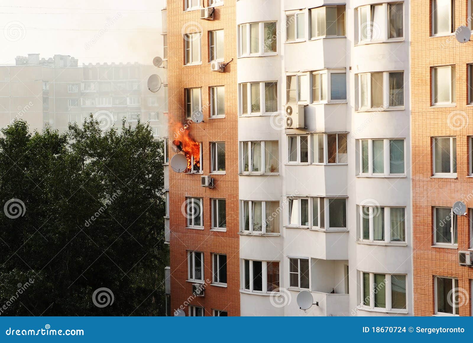 Fuego en el edificio foto de archivo. Imagen de ardientemente - 18670724