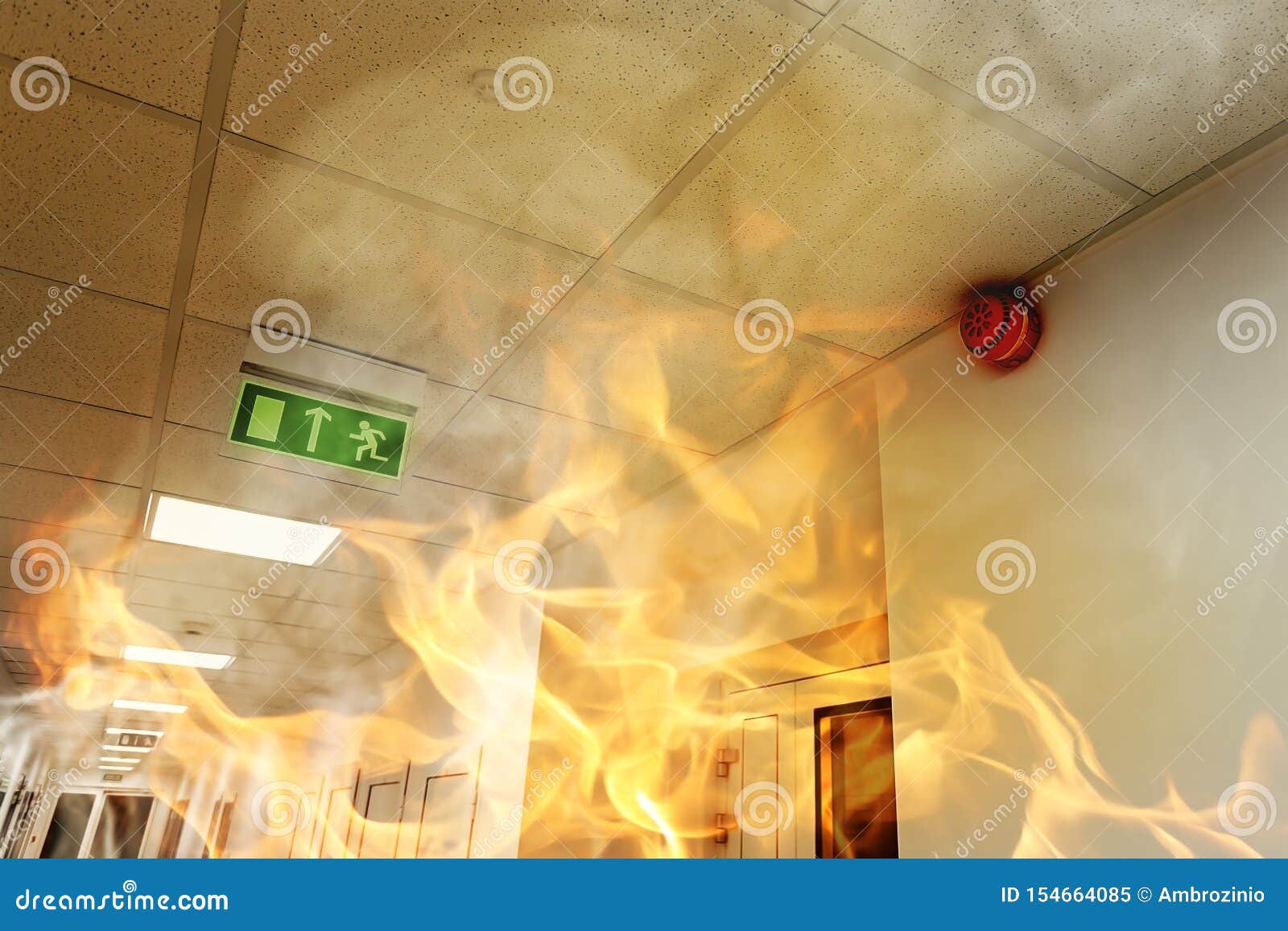Fuego en el edificio imagen de archivo. Imagen de deco - 154664085